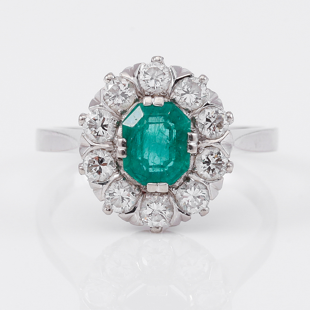 RING, 18K vitguld, smaragd ca 1.00 ct samt diamanter tot ca 1.00 ct., svenska stämplar. - Bukowskis