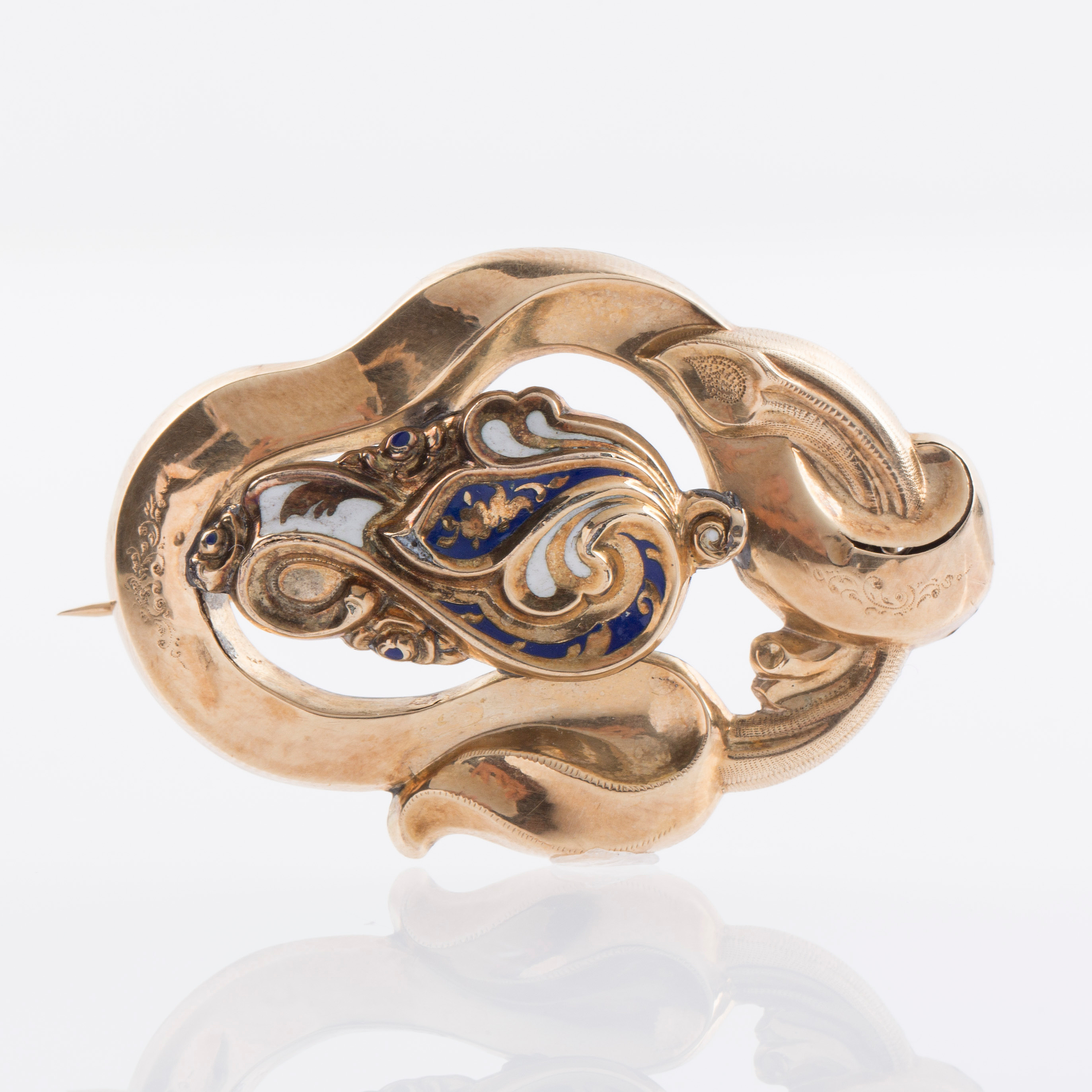 BROSCH, 18K guld med vit och blå emalj, 1800/1900 tal. - Bukowskis