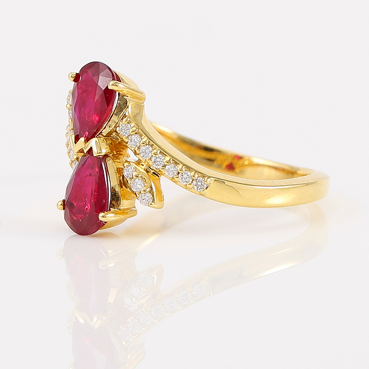 RING, 18K guld, rubiner och diamanter. - Bukowskis