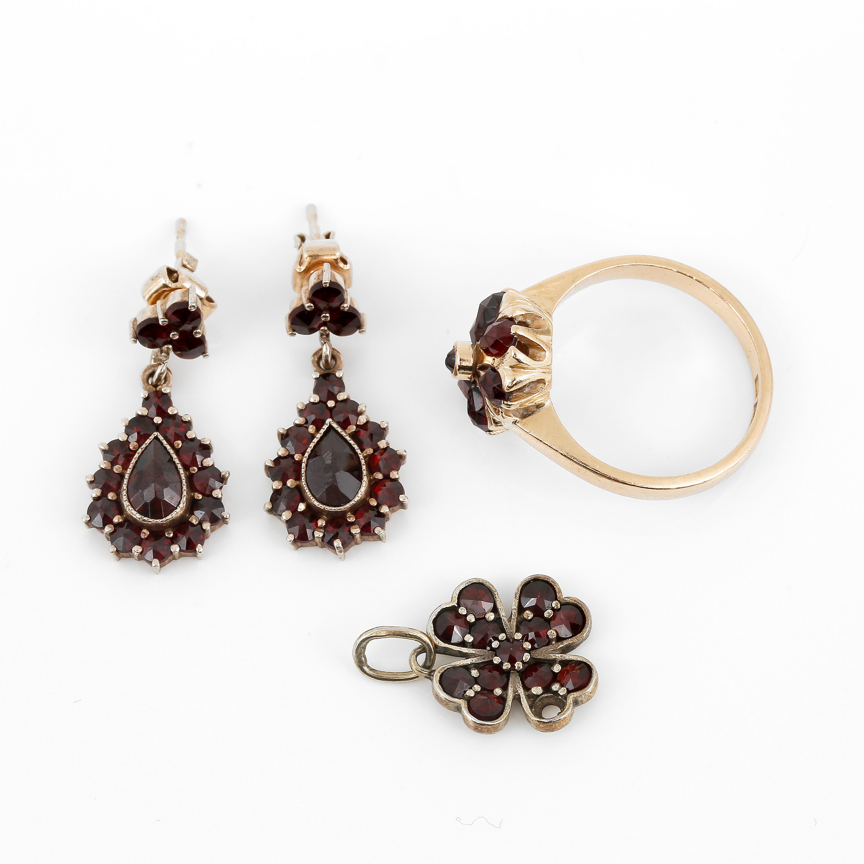 RING, HÄNGE samt ÖRHÄNGEN, ett par, med fasetterade granater. - Bukowskis