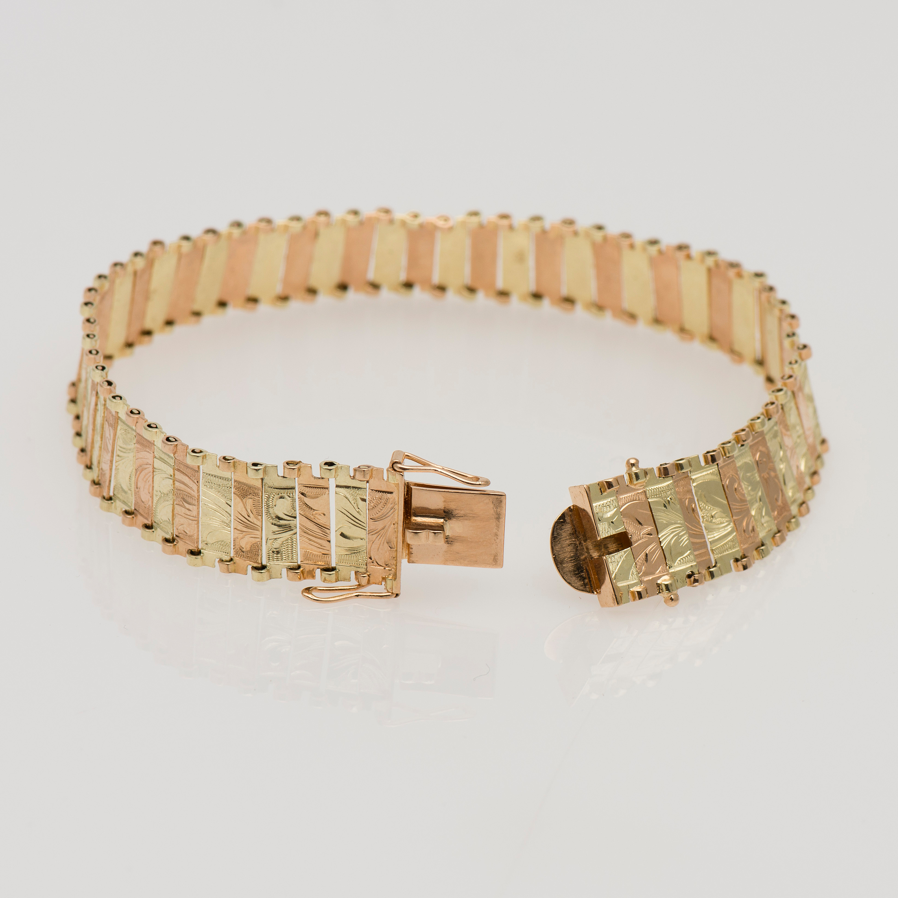 ARMBAND, 14K gult och rött guld. Finska stämplar Åbo 1960-tal. Vikt 16 g. - Bukowskis