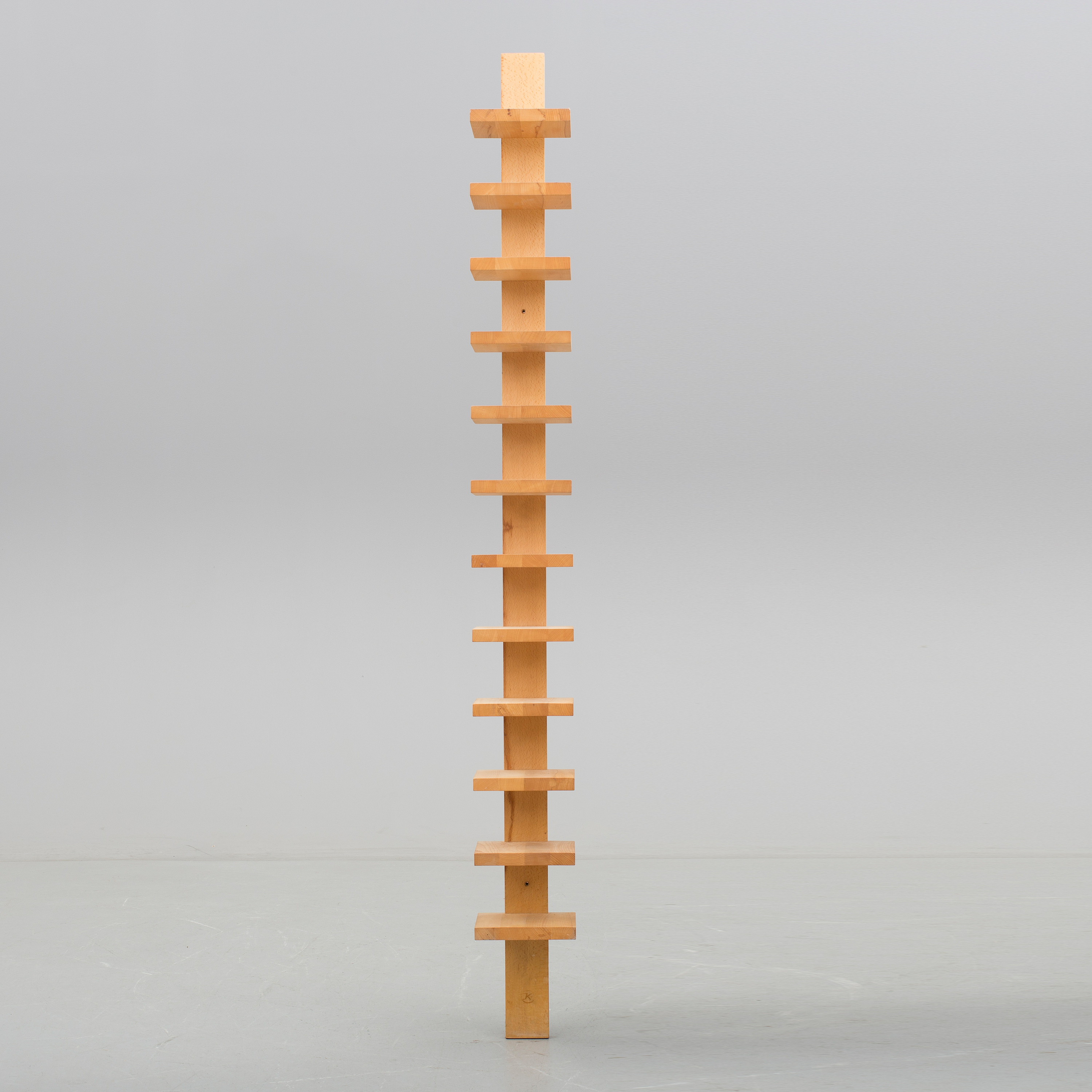 HYLLA, "Pilaster", John Kandell, Källemo, sent 1900-tal. - Bukowskis