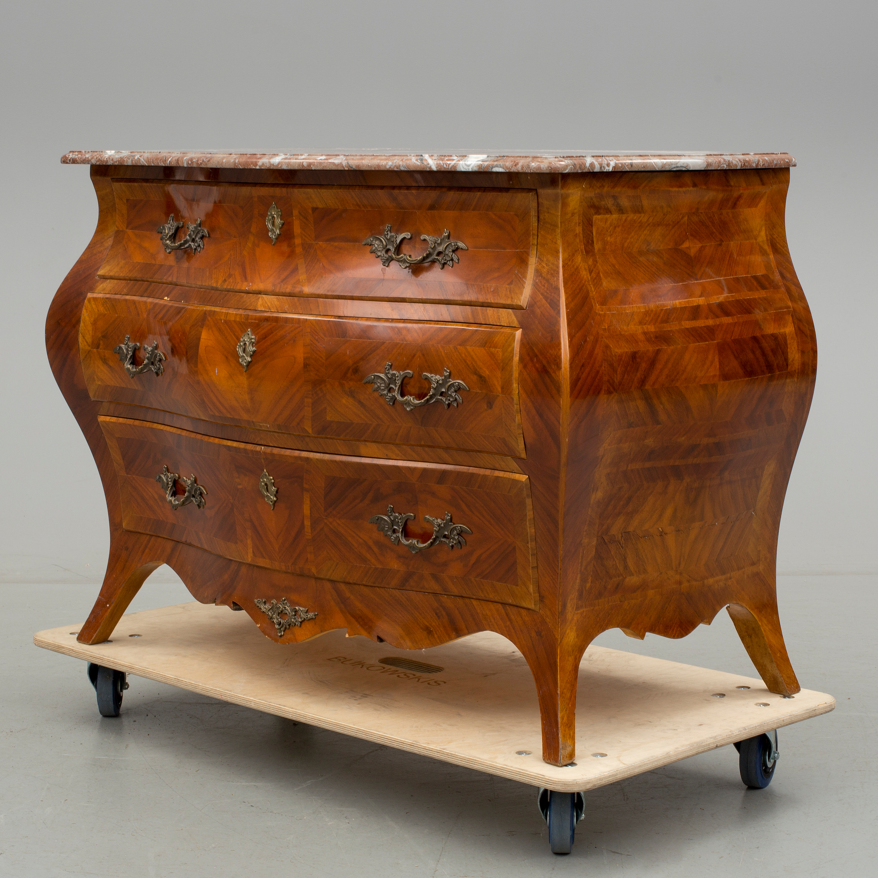 BYRÅ, rokoko-stil, modern tillverkning. - Bukowskis