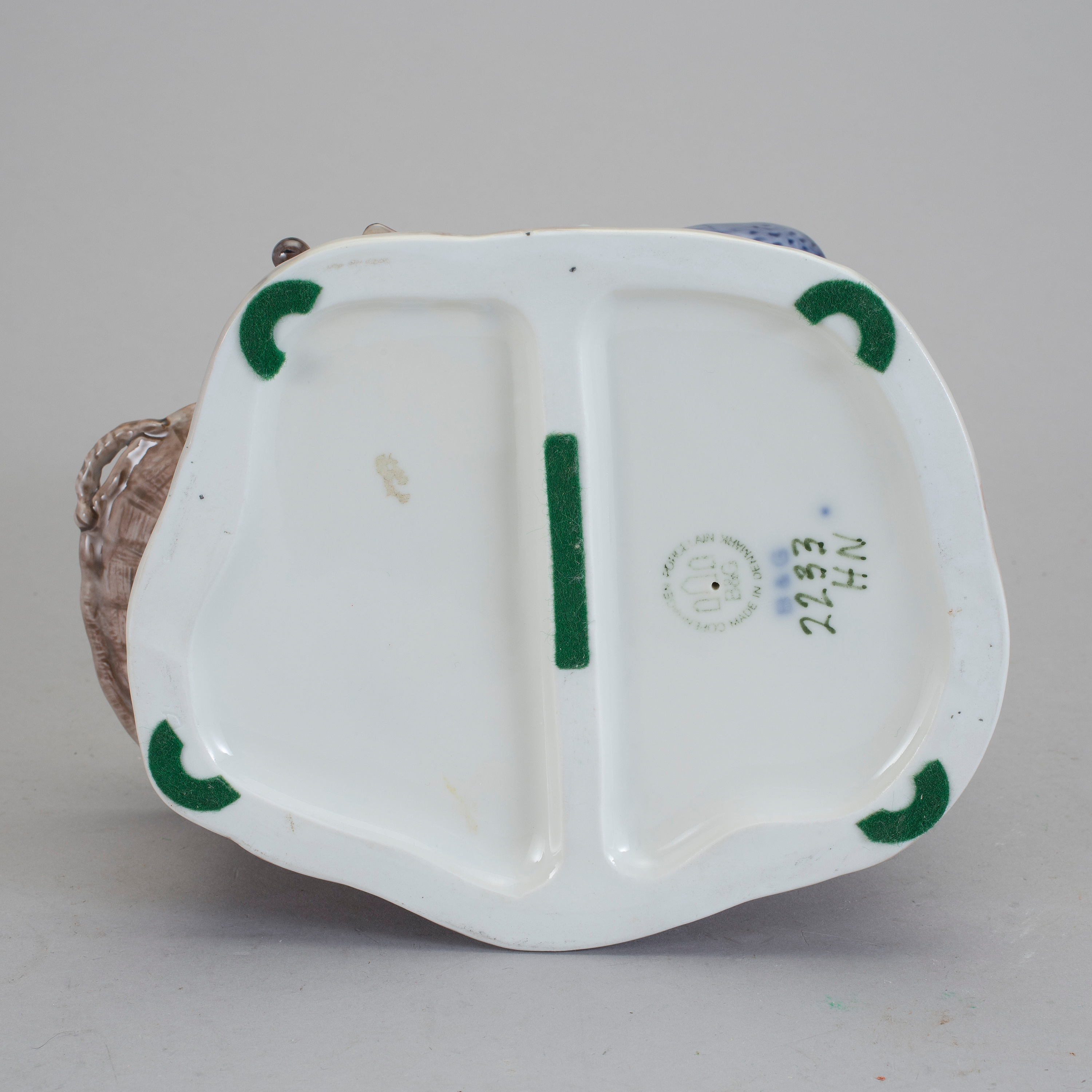 FIGURIN, porslin, Axel Locher, Bing & Gröndal. 1900-tal. - Bukowskis