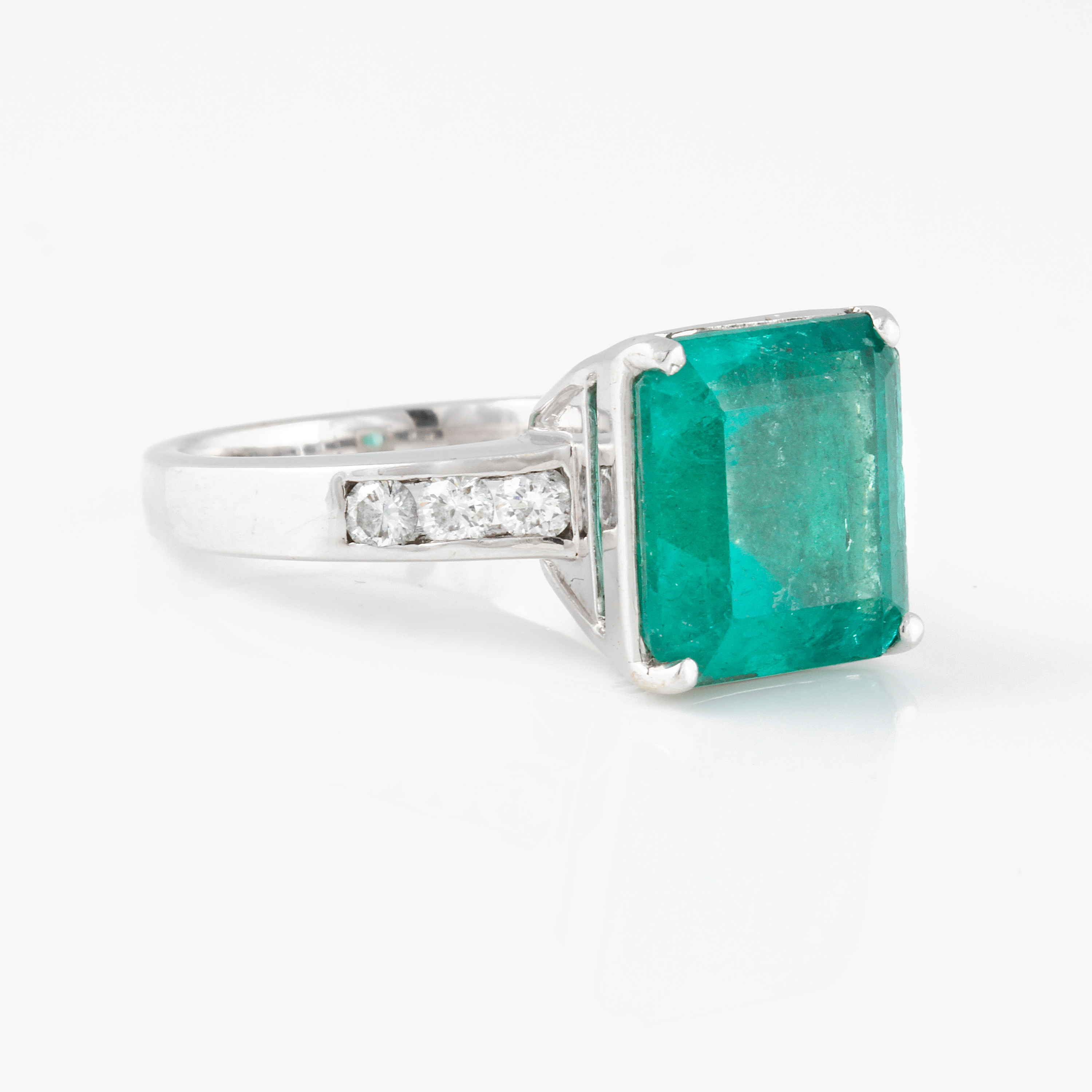 RING, med fasettslipad smaragd ca 9.00 ct och 6 briljantslipade diamanter. - Bukowskis