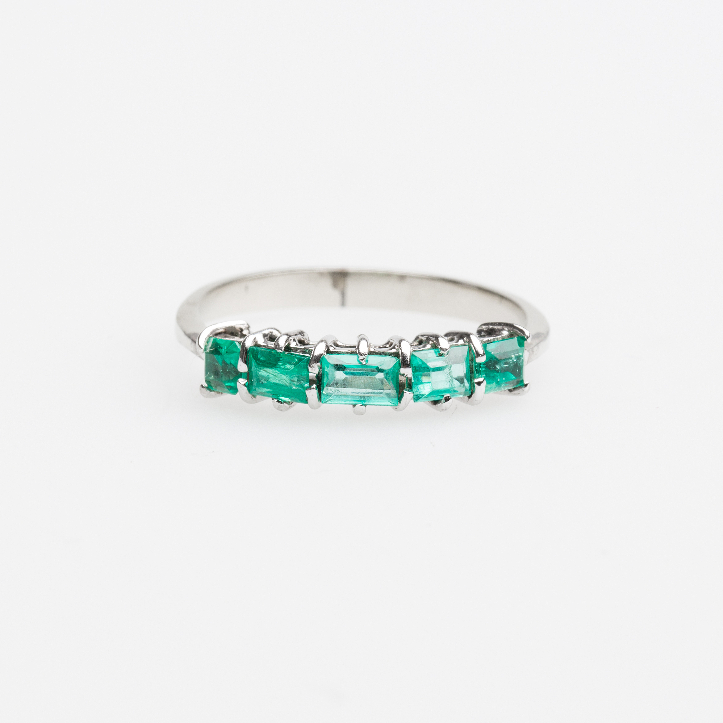 RING, 18K vitguld med smaragder. - Bukowskis