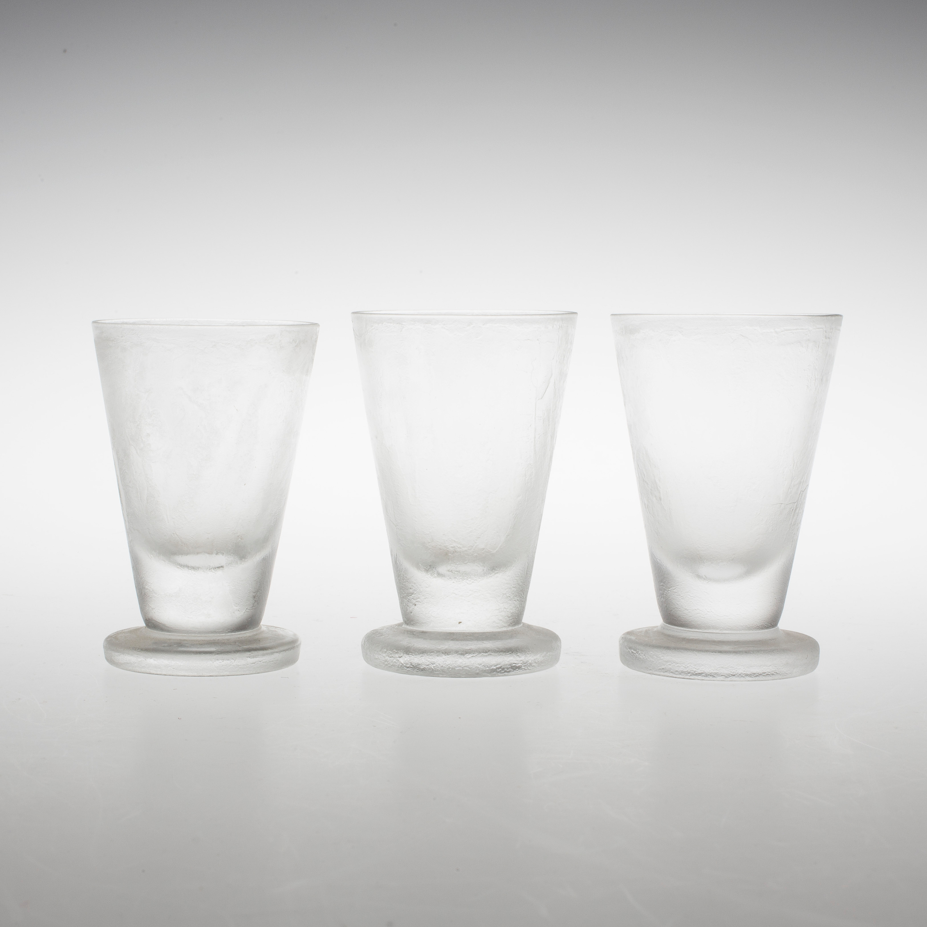 VICKE LINDSTRAND, Orrefors, "Iced", snapsglas 13 stycken. - Bukowskis