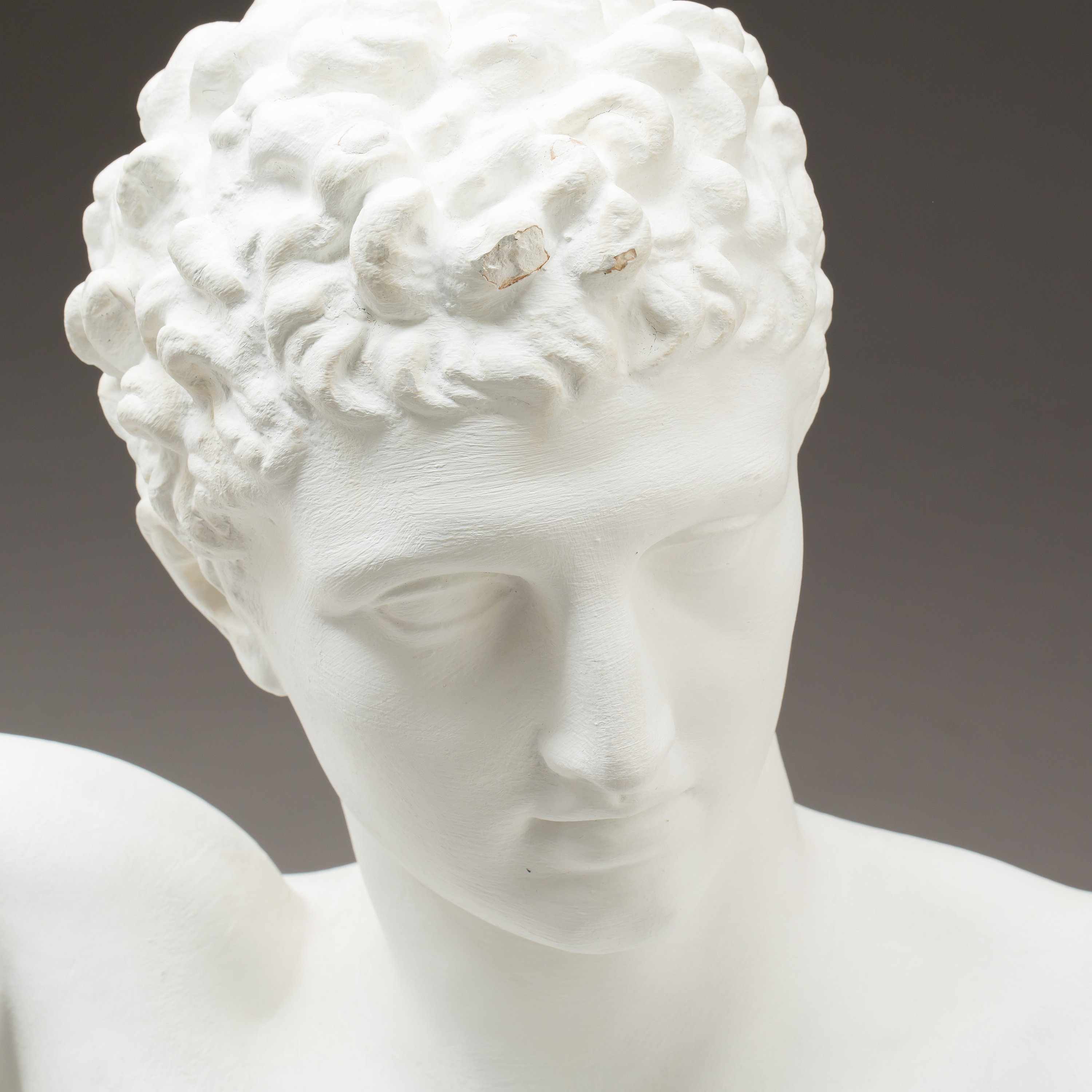 BYSTER, 2 st, efter antik modell, modern tillverkning. - Bukowskis