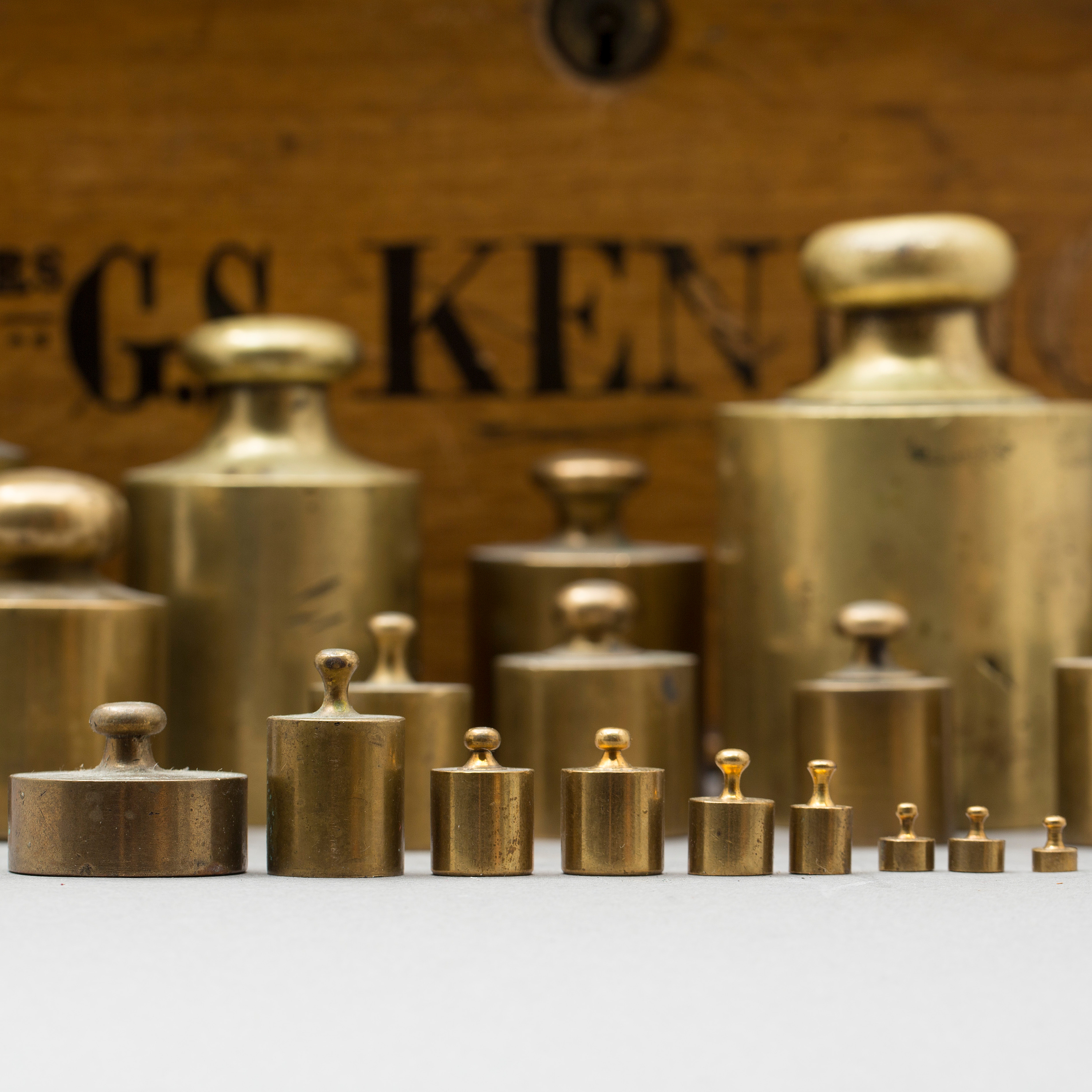 VIKTER, 24 st. mässing, 1800-talets mitt. - Bukowskis