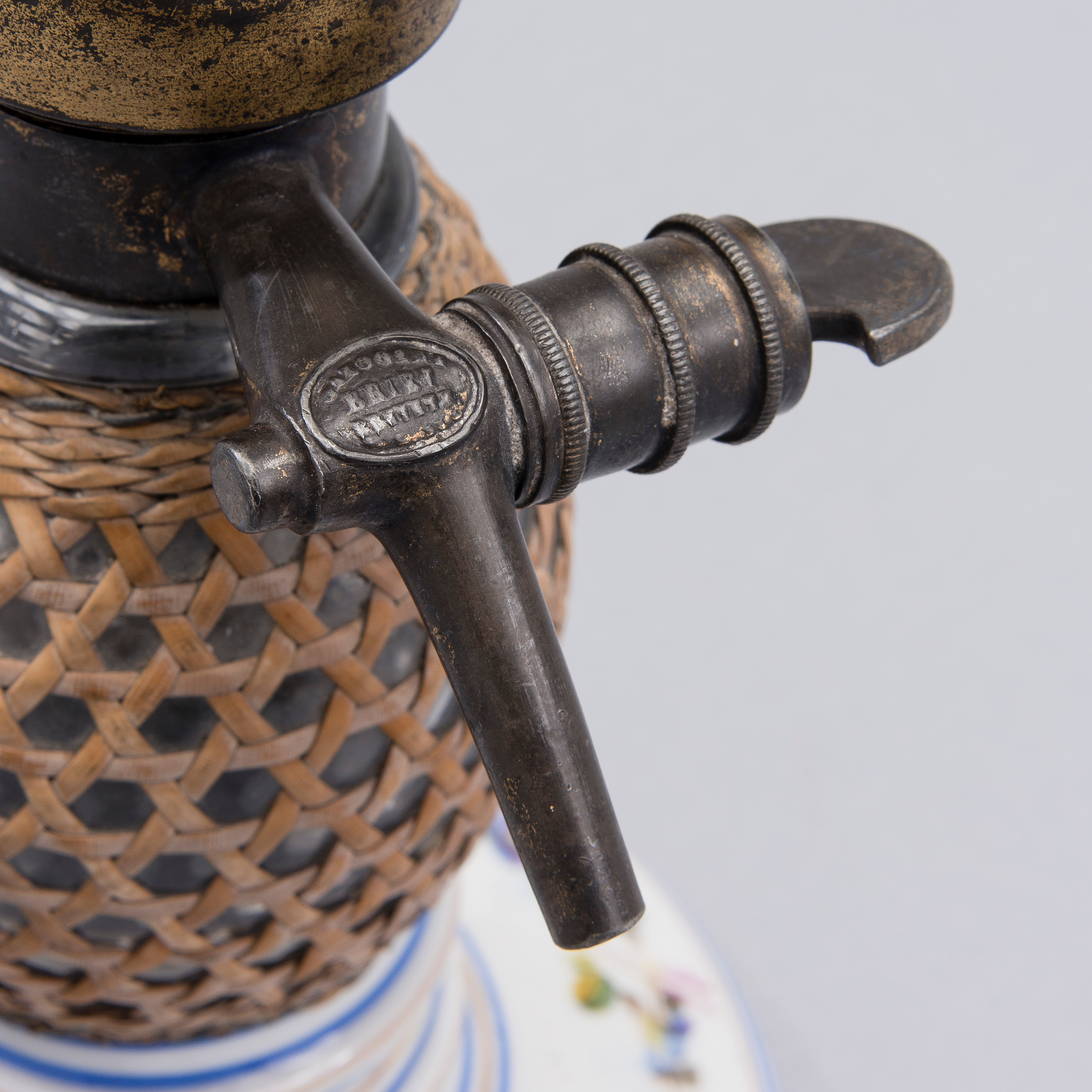 VESIKONE GASOGENE, posliinia ja lasia, 1800-luvun loppu. - Bukowskis