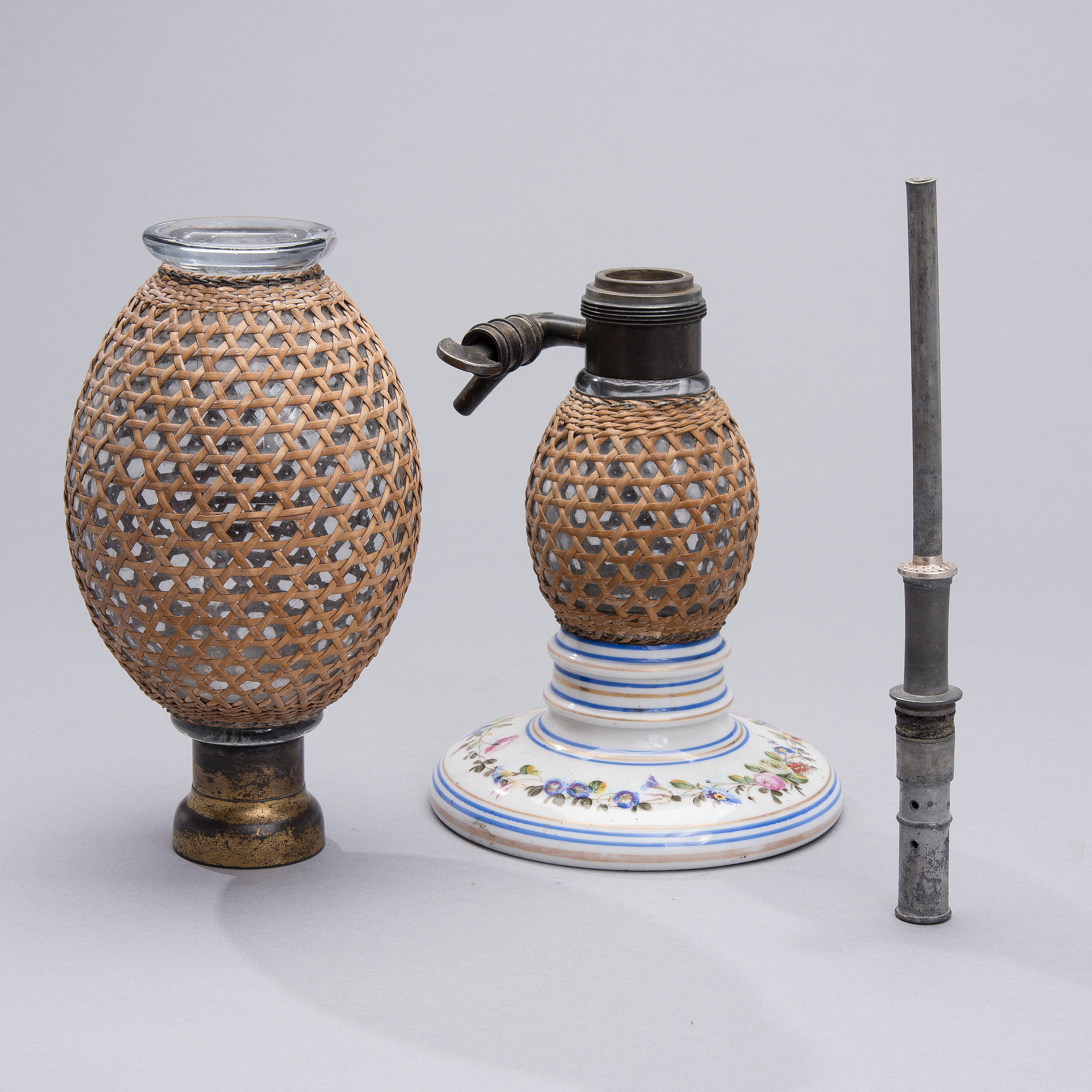 VESIKONE GASOGENE, posliinia ja lasia, 1800-luvun loppu. - Bukowskis