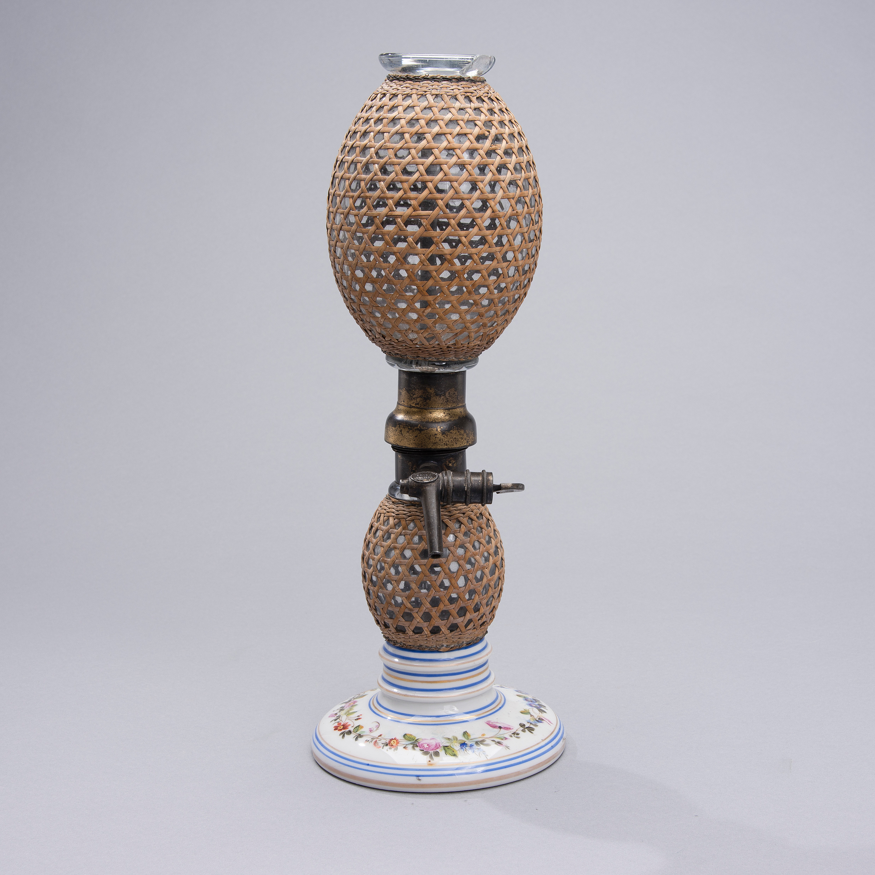 VESIKONE GASOGENE, posliinia ja lasia, 1800-luvun loppu. - Bukowskis