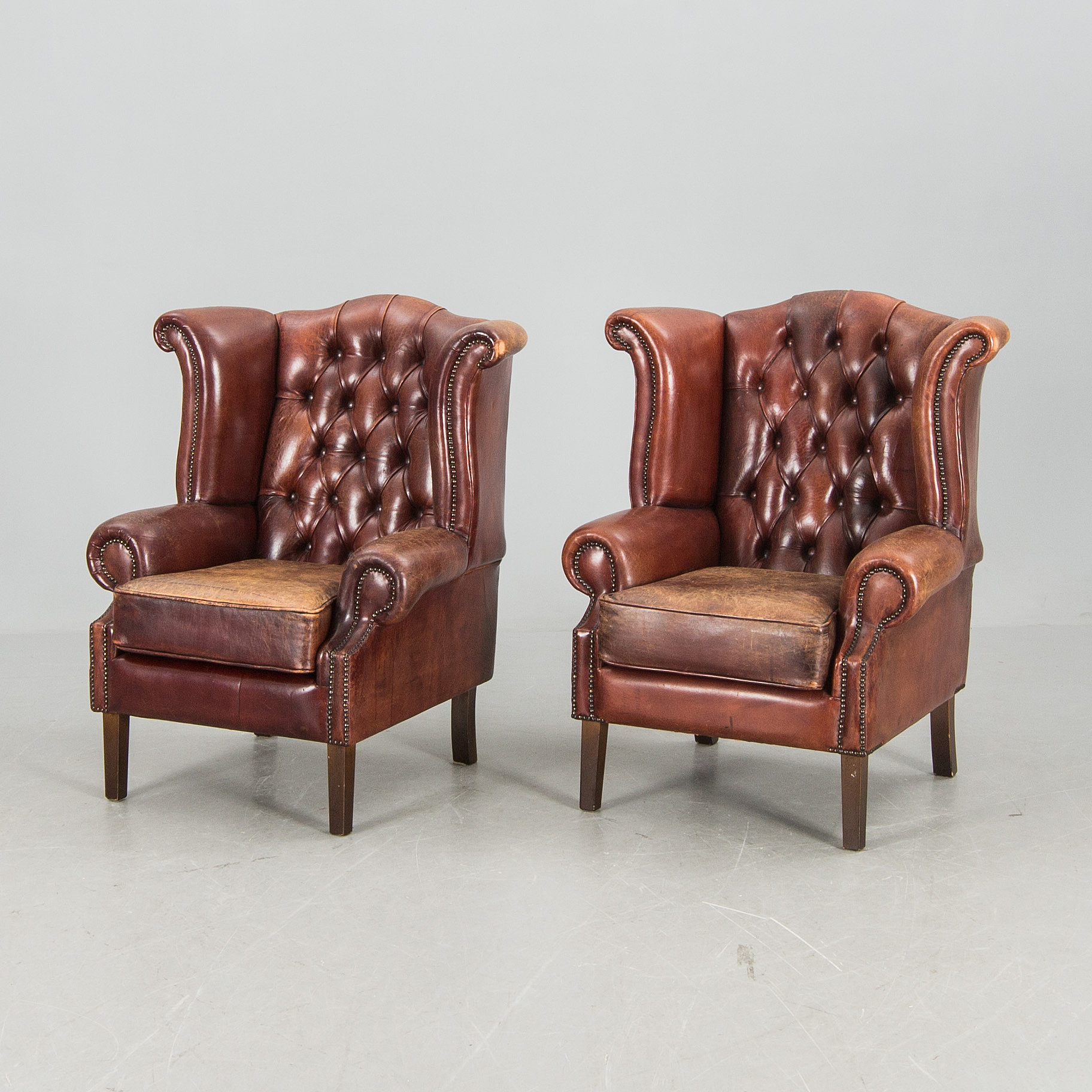 FÅTÖLJER, ett par, Chesterfield-modell, 1900-talets slut. - Bukowskis