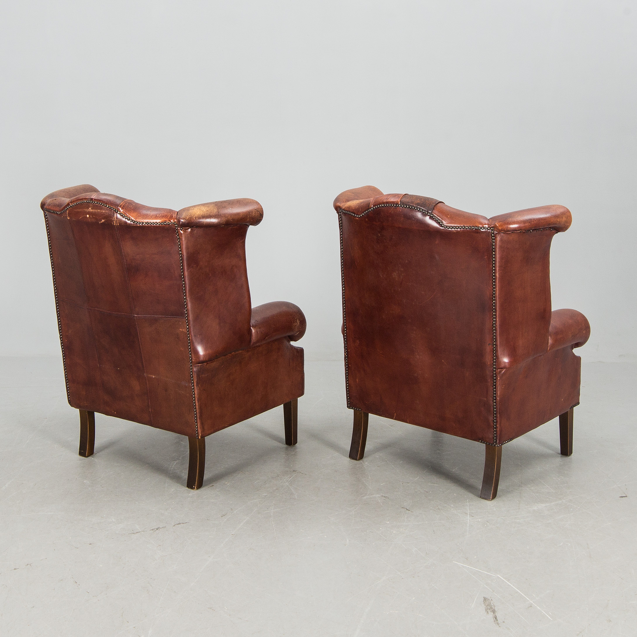 FÅTÖLJER, ett par, Chesterfield-modell, 1900-talets slut. - Bukowskis