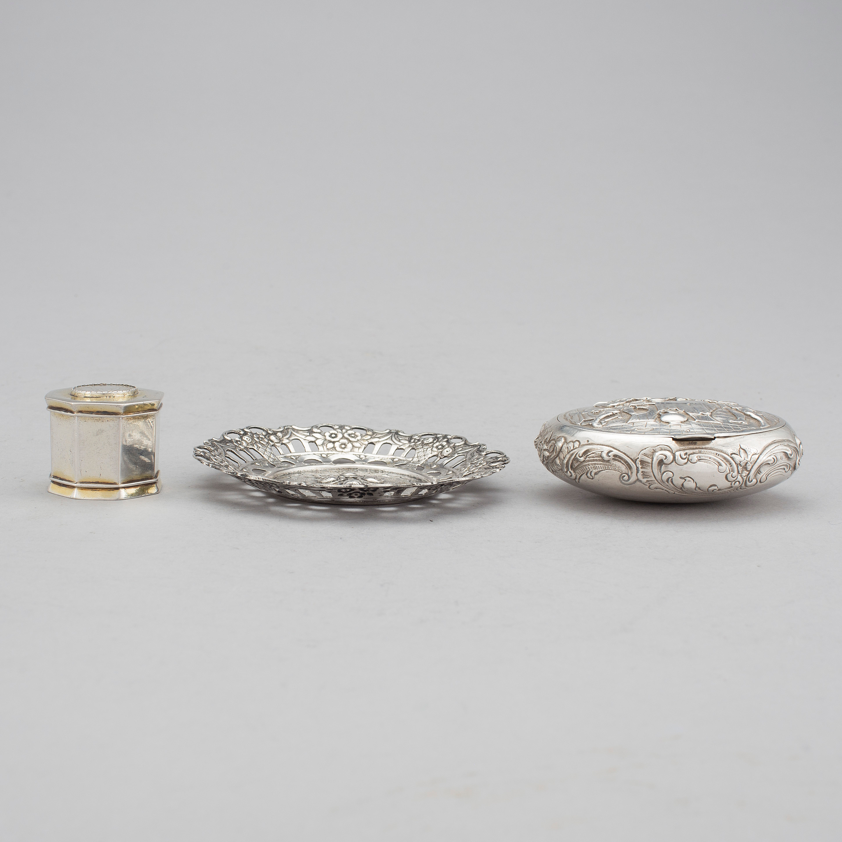 DOSOR, 2 st samt FAT, silver, bla Adrian Lilja, Karlskrona 1849. Total ...