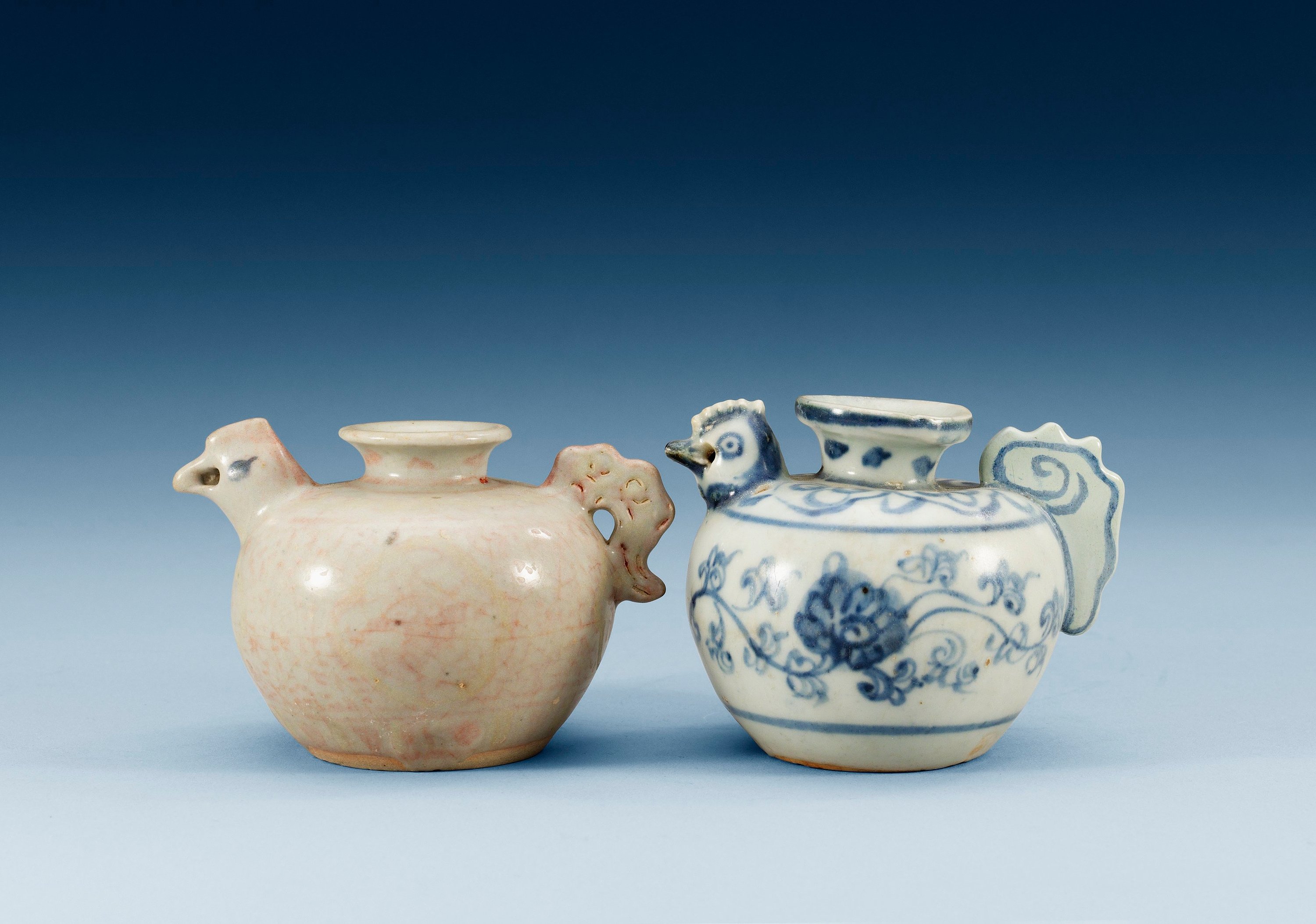 A set of two blue and white chicken pots, Ming dynasty. (2). - Bukowskis
