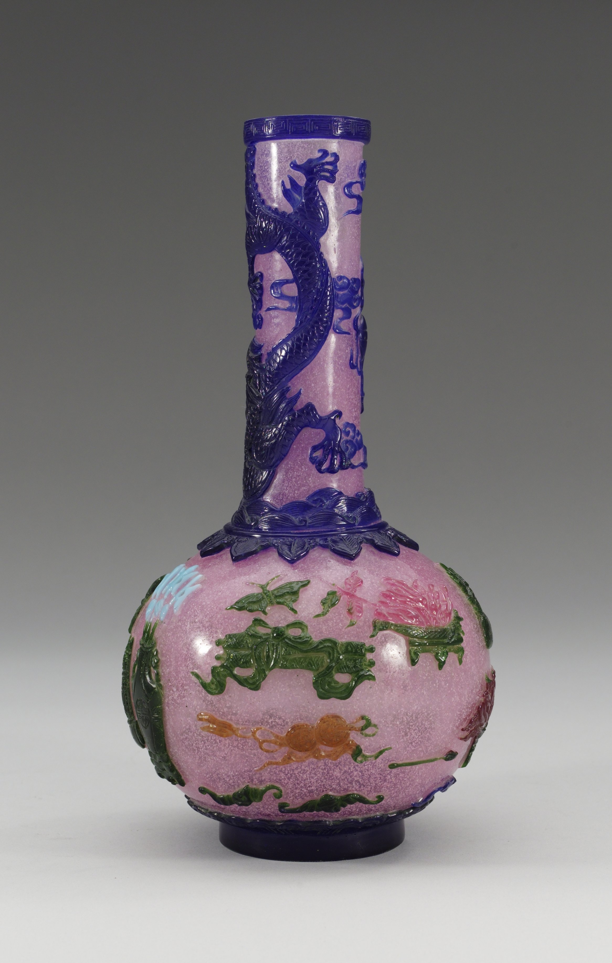 A Peking glass vase, 20th Century, with Qianlong seal mark. - Bukowskis