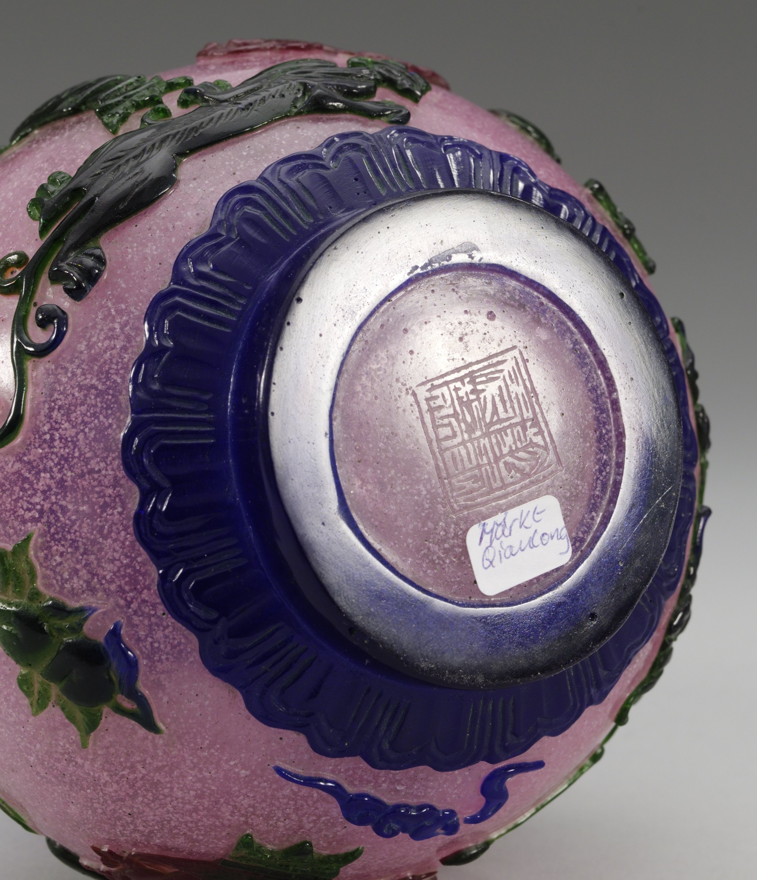 A Peking glass vase, 20th Century, with Qianlong seal mark. - Bukowskis