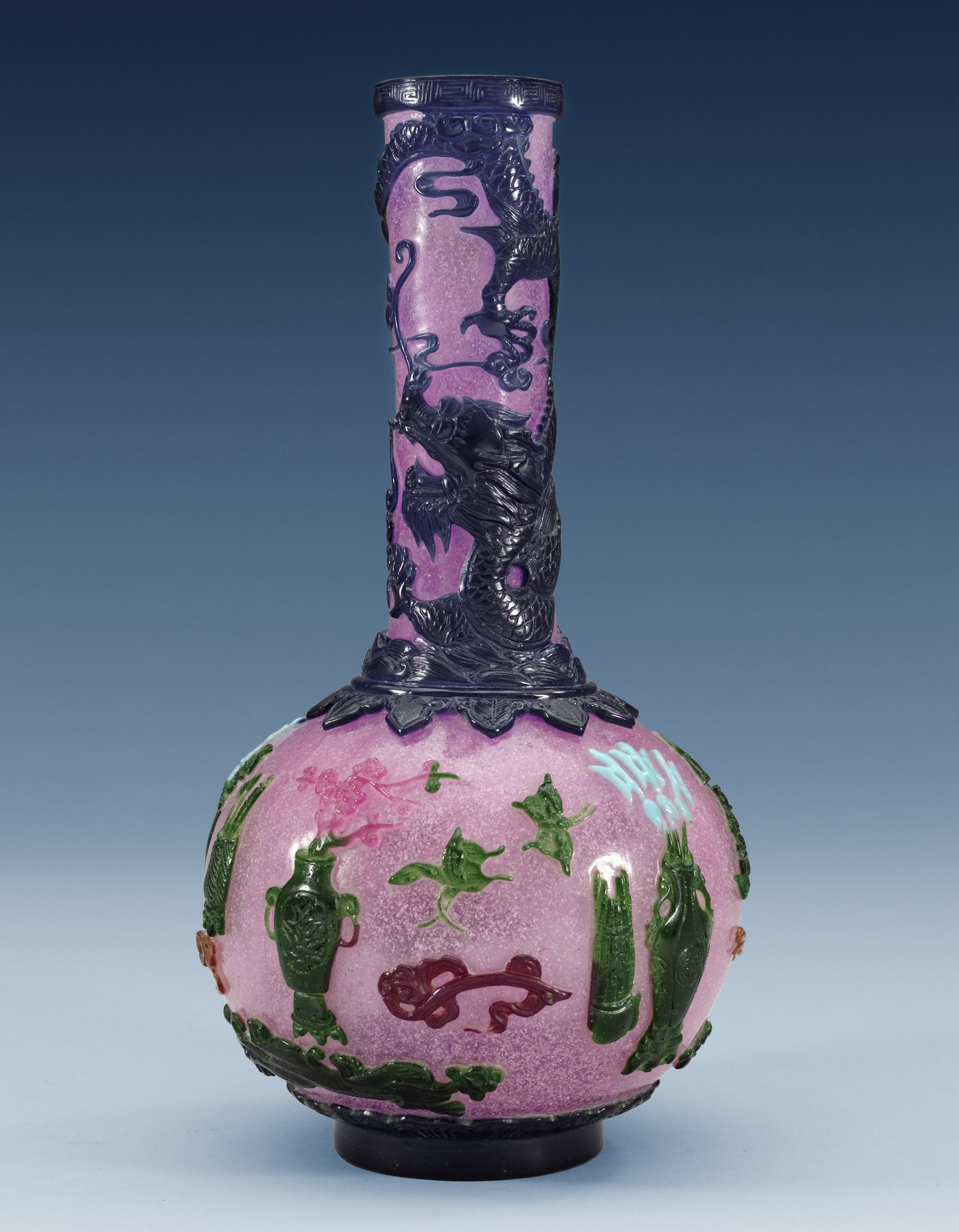 A Peking glass vase, 20th Century, with Qianlong seal mark. - Bukowskis