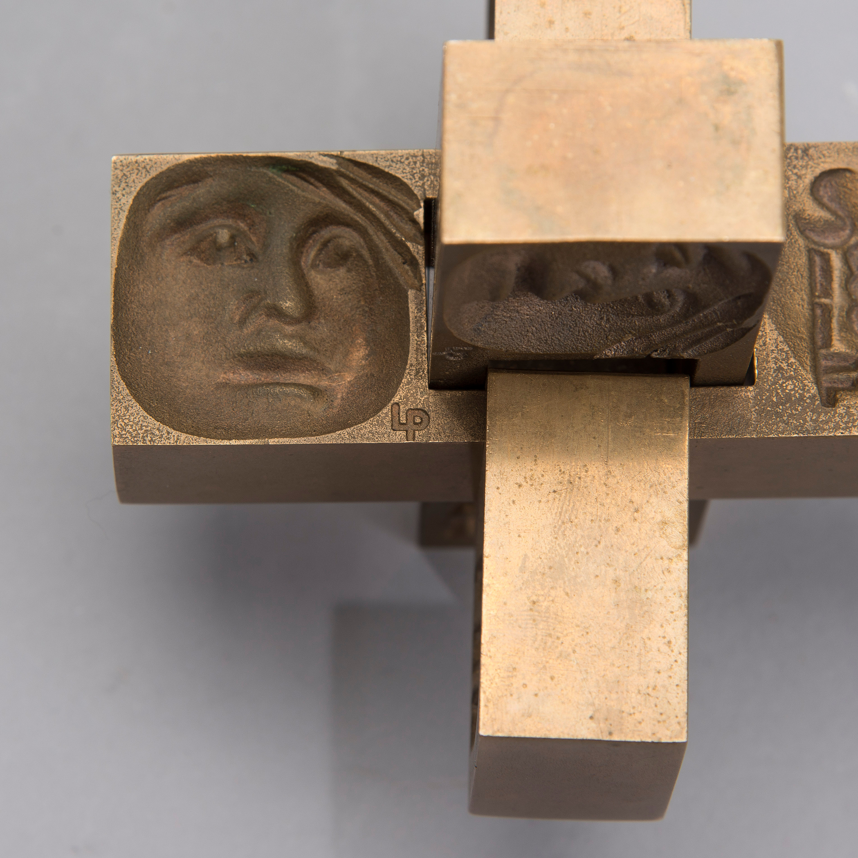 LAILA PULLINEN, medalj / skulptur, brons, signerad LP, numrerad 3068. - Bukowskis