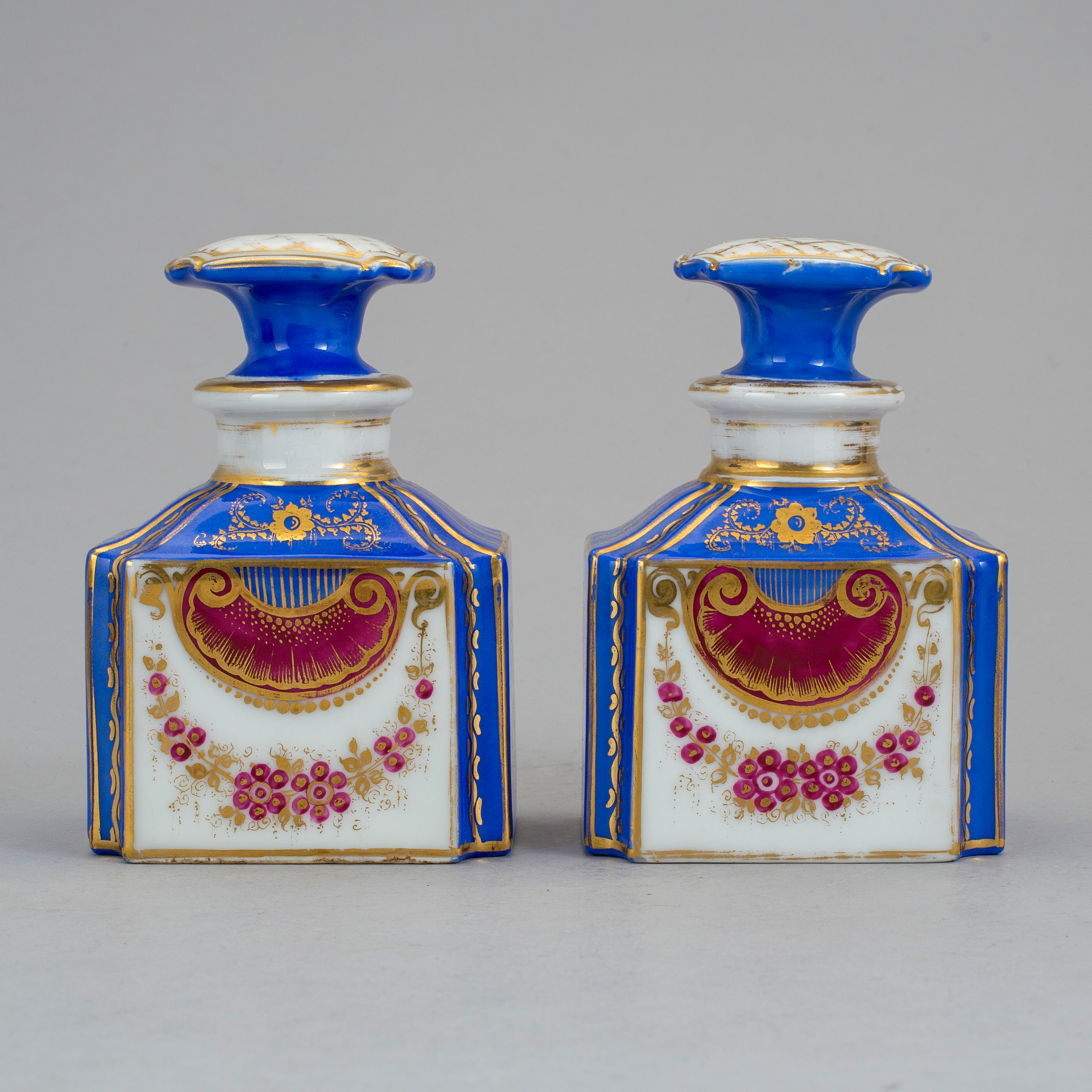 FLASKOR MED PROPP, ett par, porslin. Europa, omkring 1800-talets mitt ...