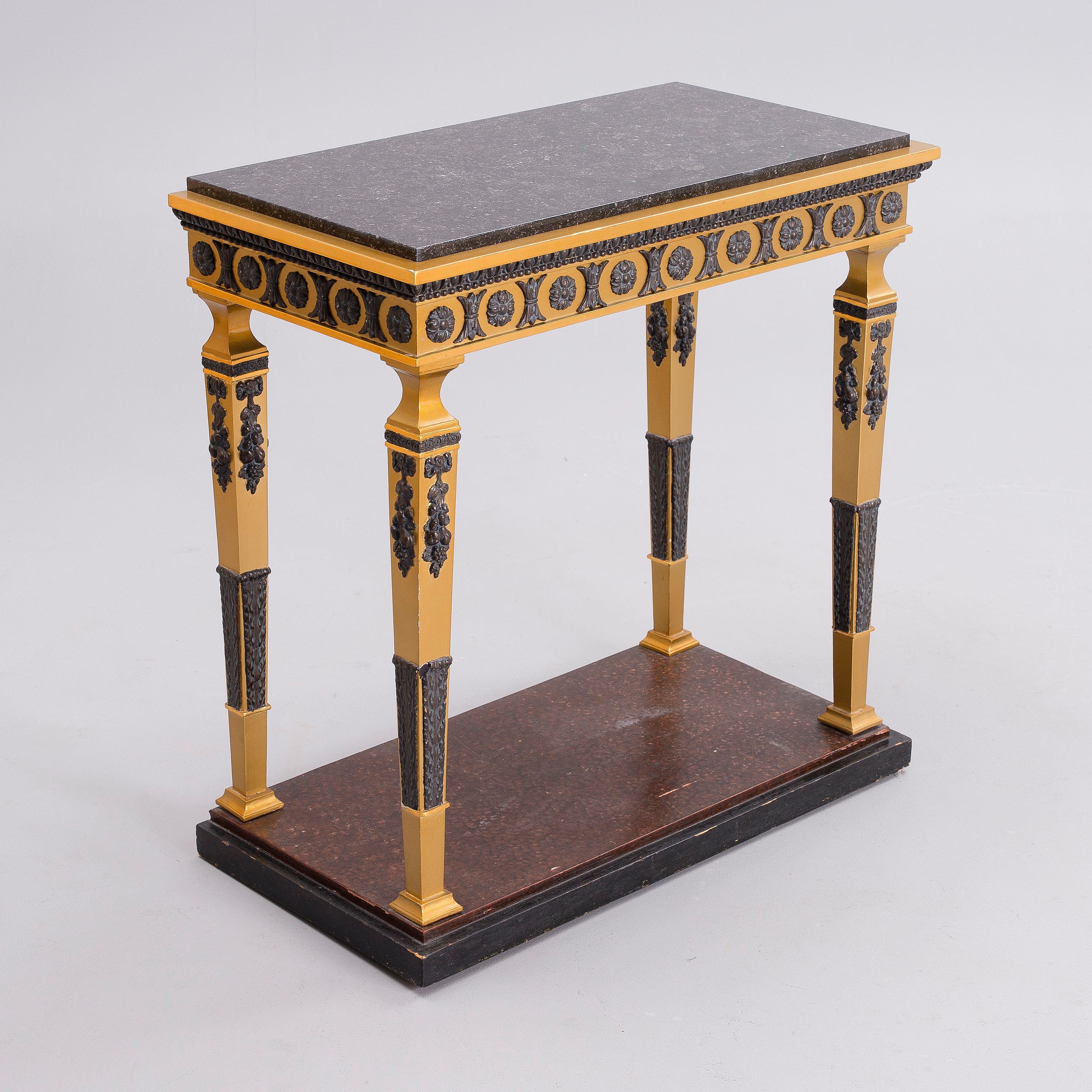 KONSOLIPÖYTÄ JA KIVILEVY, empiretyyli, 1900-luvun puoliväli. - Bukowskis