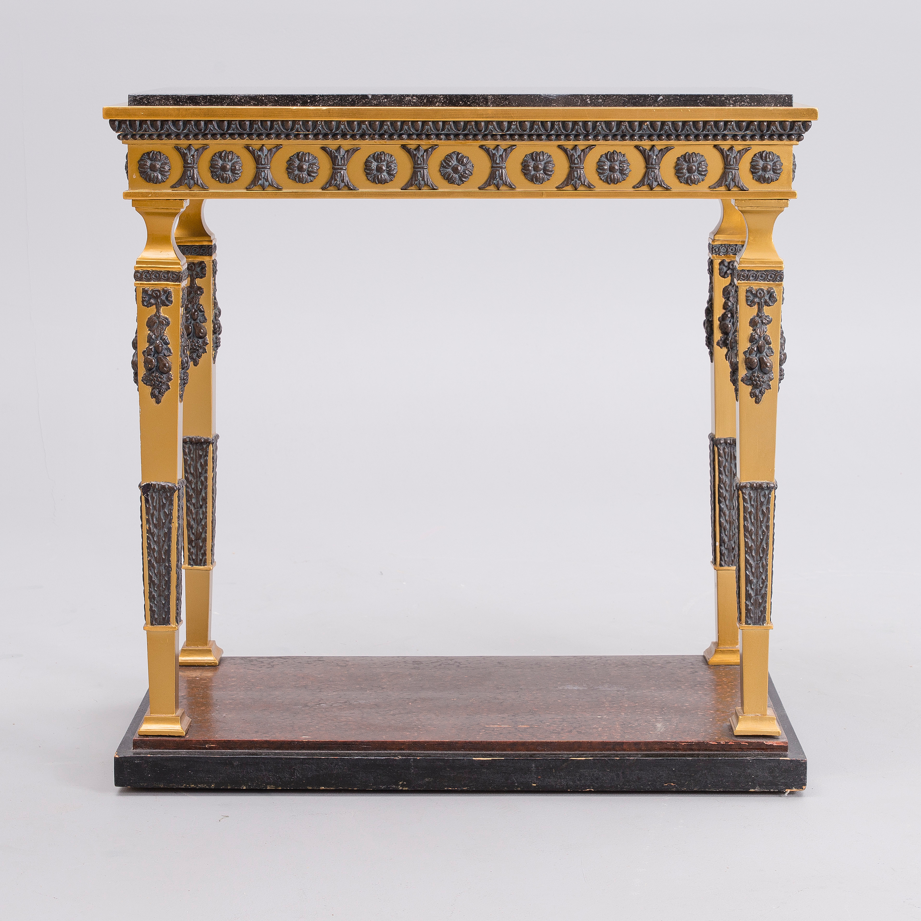 KONSOLIPÖYTÄ JA KIVILEVY, empiretyyli, 1900-luvun puoliväli. - Bukowskis