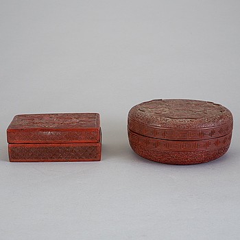 Two red lacquer boxes with covers, China and Japan, circa 1900. - Bukowskis