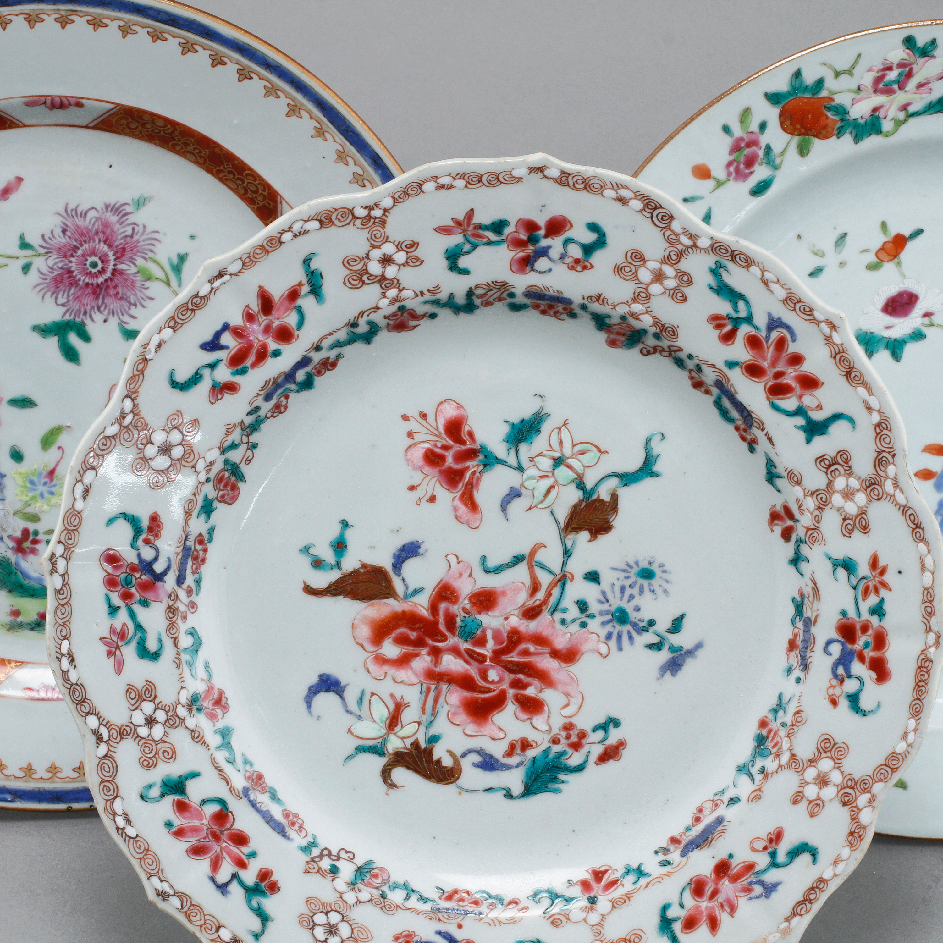 THREE CHINESE DINNER PLATES, 18th century. - Bukowskis