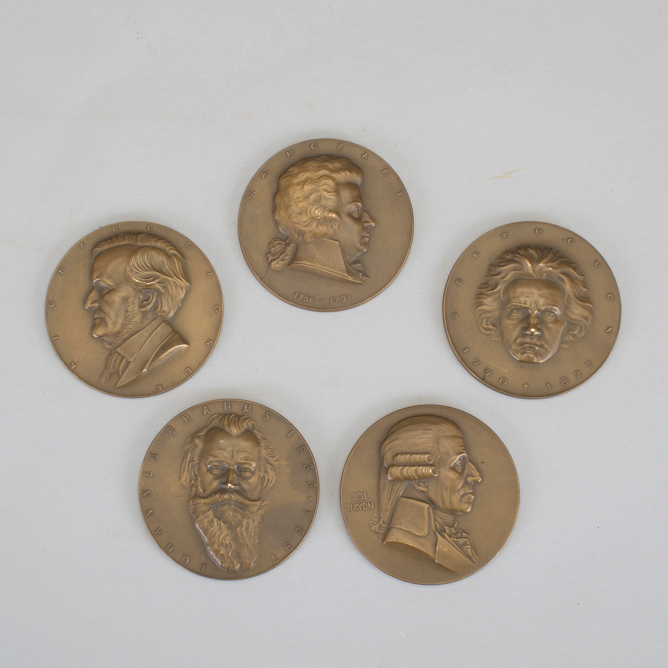 PLAKETTER, 5 st, brons, Arnold Hartig. 1900-tal. - Bukowskis