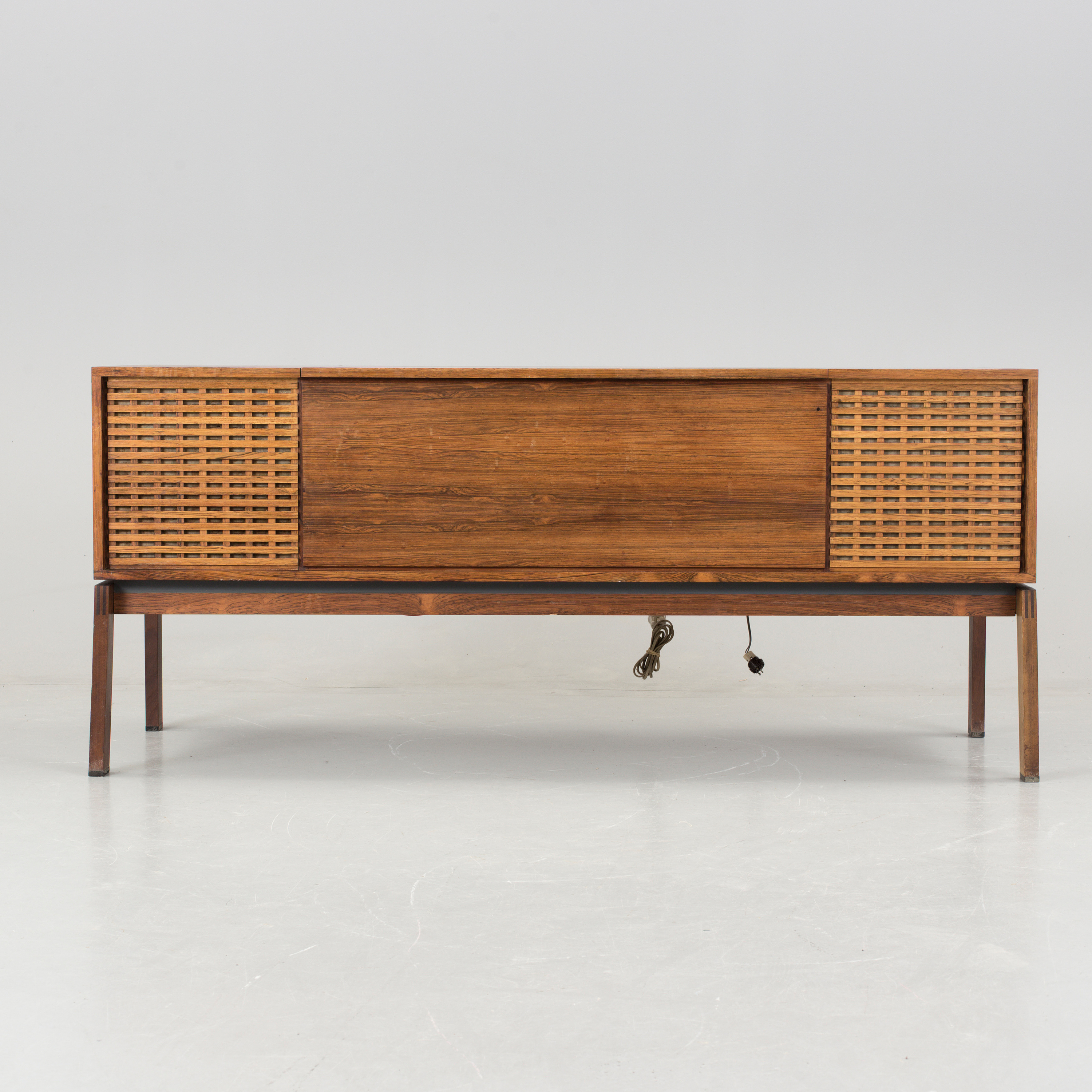 MUSIKMÖBEL, Beomaster 1200 RG Type 2226, Bang & Olufsen. 1965. - Bukowskis