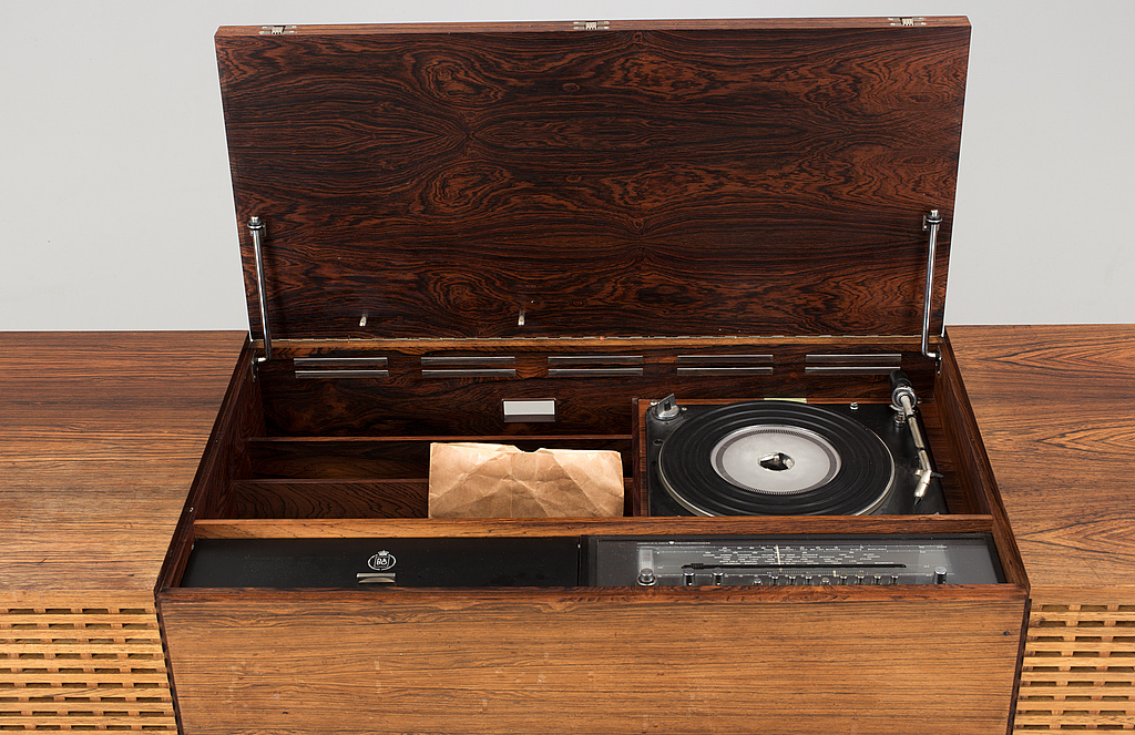 MUSIKMÖBEL, Beomaster 1200 RG Type 2226, Bang & Olufsen. 1965. - Bukowskis