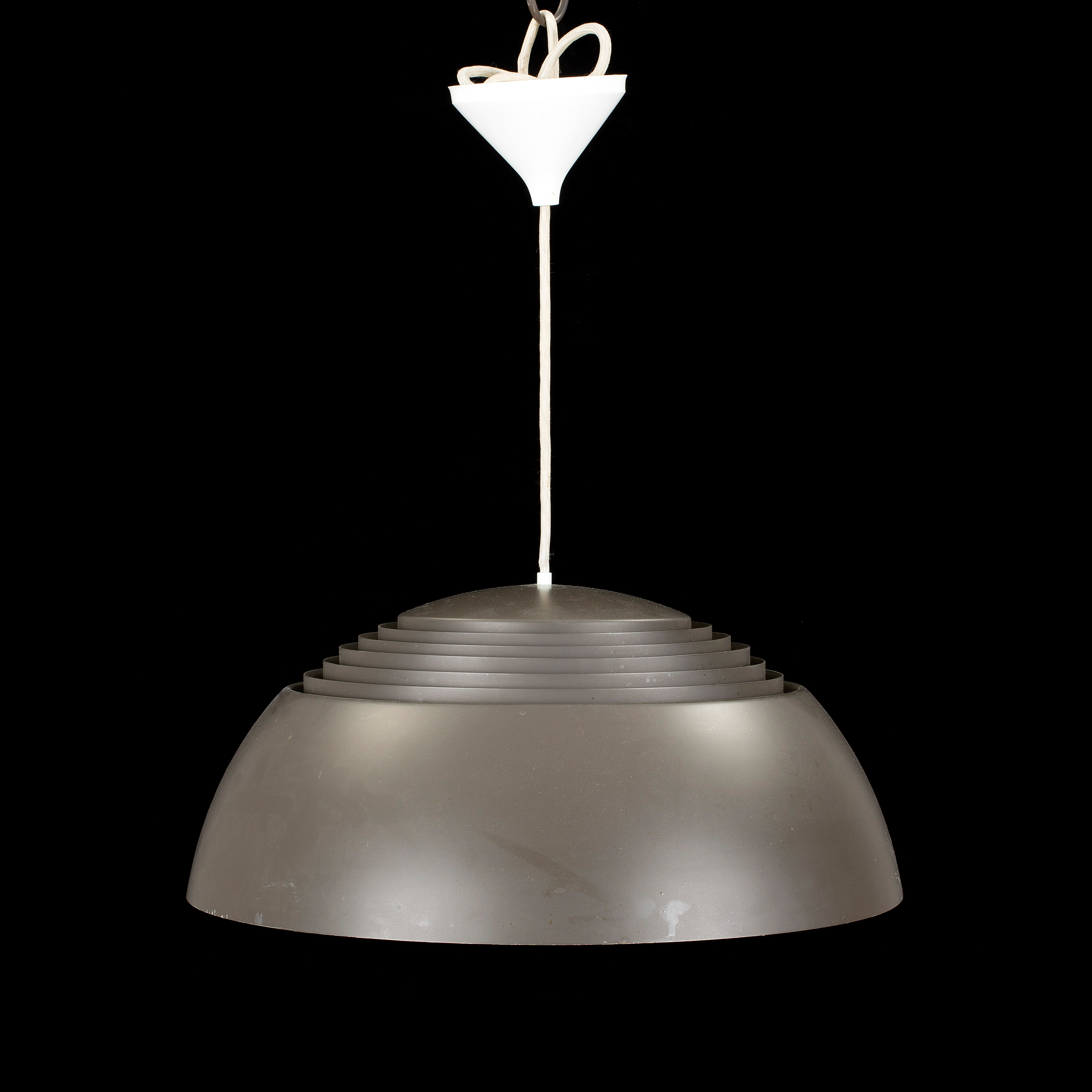 ARNE JACOBSEN, taklampa, aluminium, "AJ-pendel", Arne Jacobsen för ...