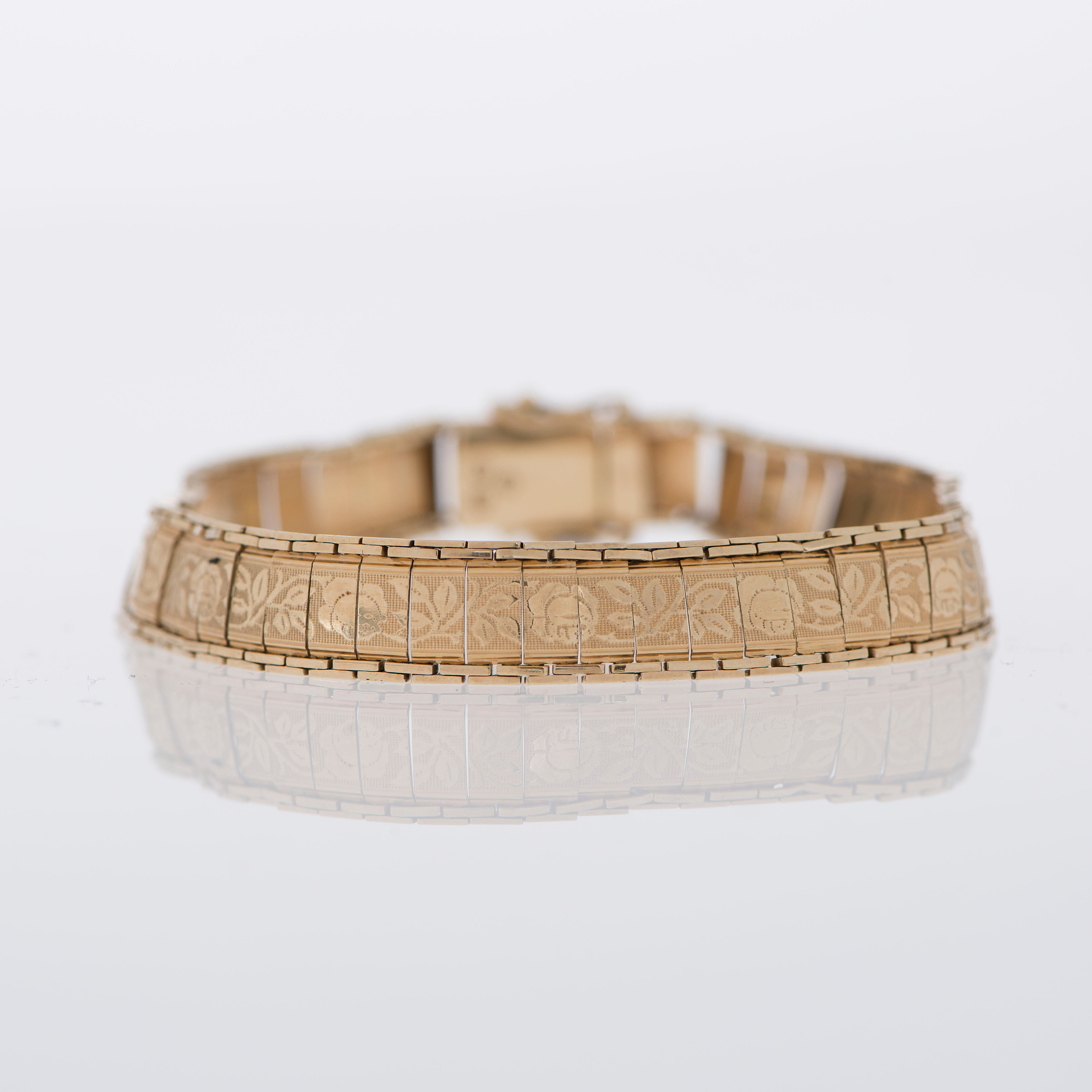 ARMBAND, 14K guld. Importstämplar: Oskar Lindroos, Helsingfors. - Bukowskis