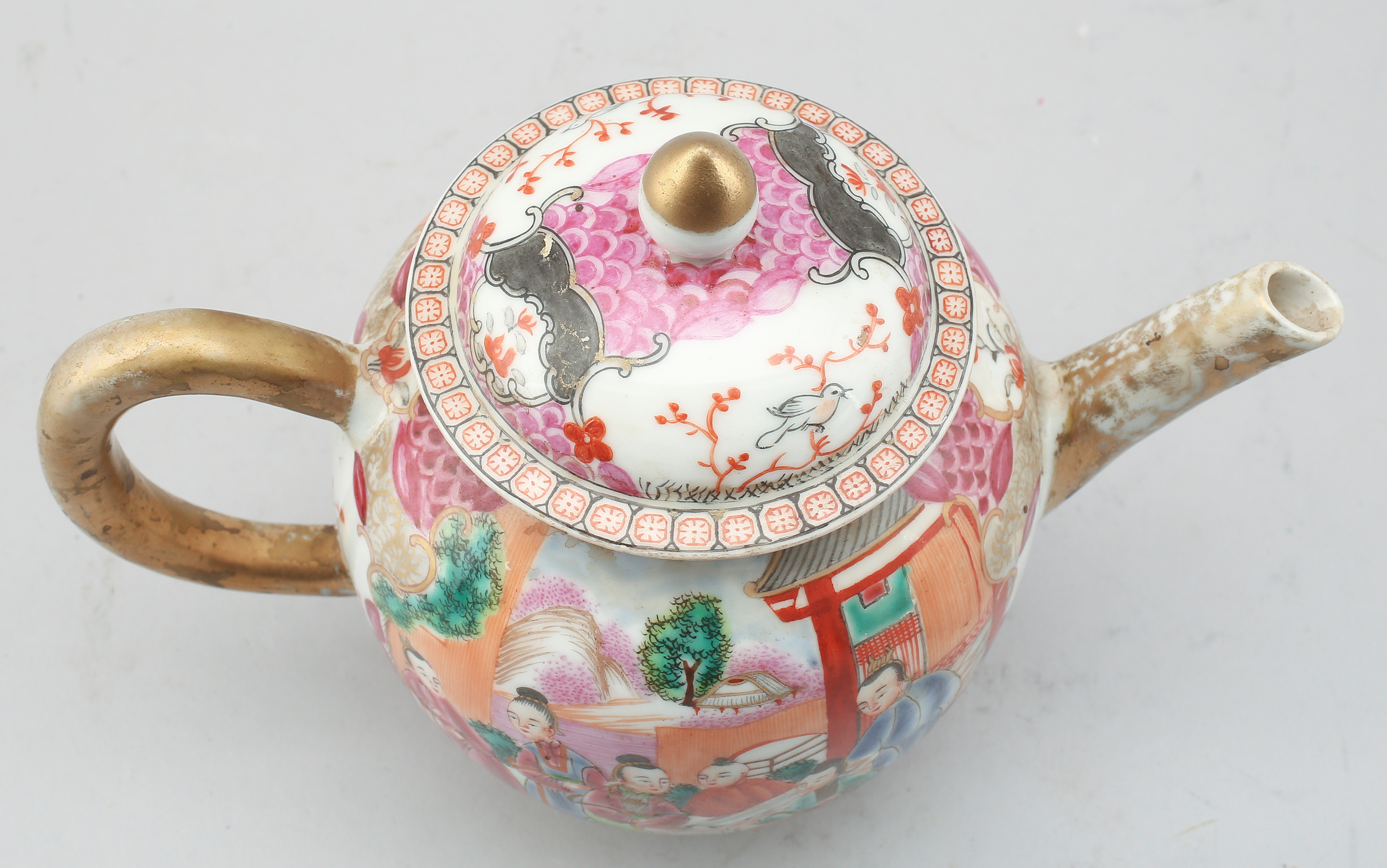 A CHINESE PORCELAIN TEAPOT, 18th century. - Bukowskis
