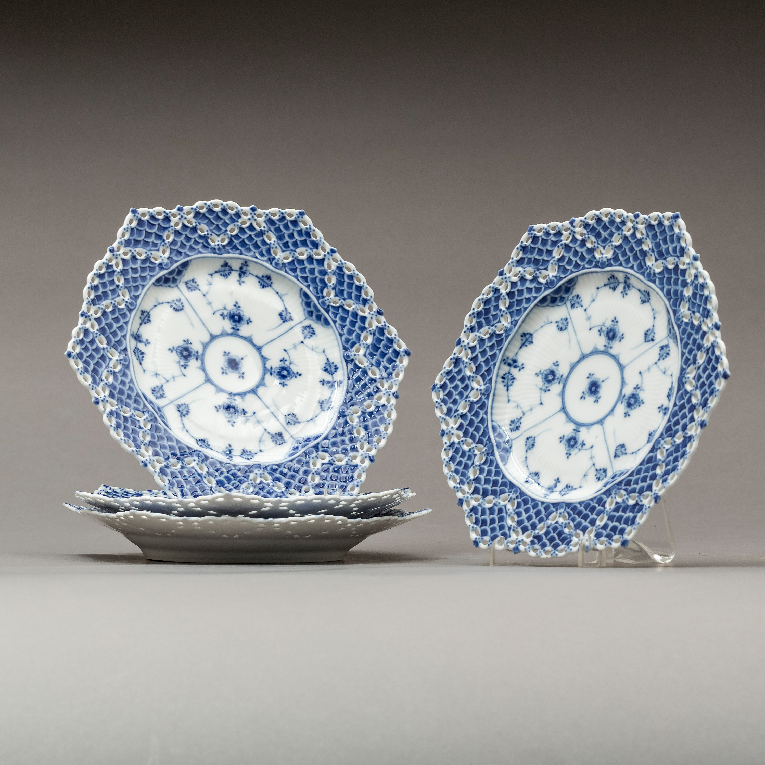 ASSIETTER, 4 st, porslin, "Musselmalet", Royal Copenhagen. - Bukowskis