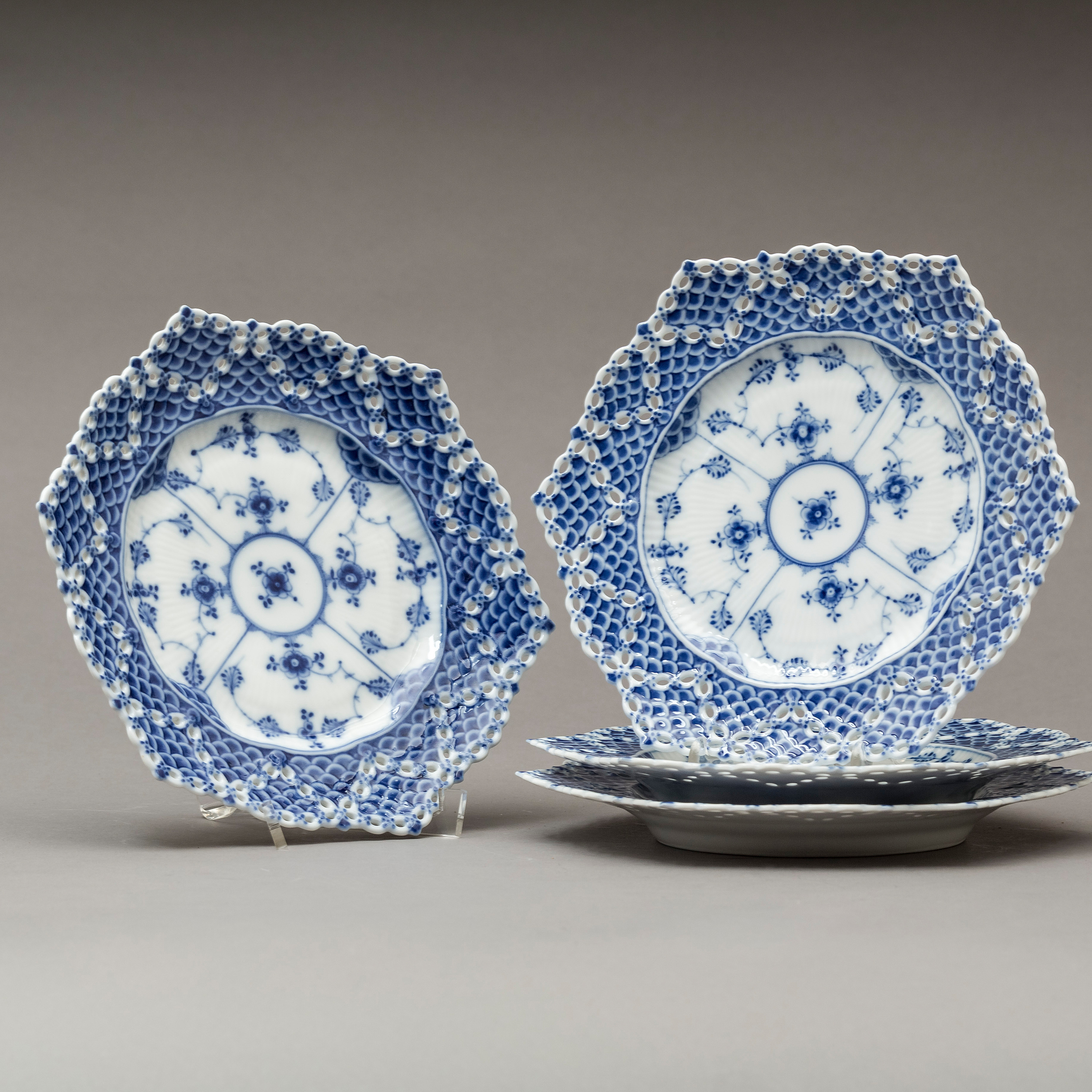 ASSIETTER, 4 st, porslin, "Musselmalet", Royal Copenhagen. - Bukowskis