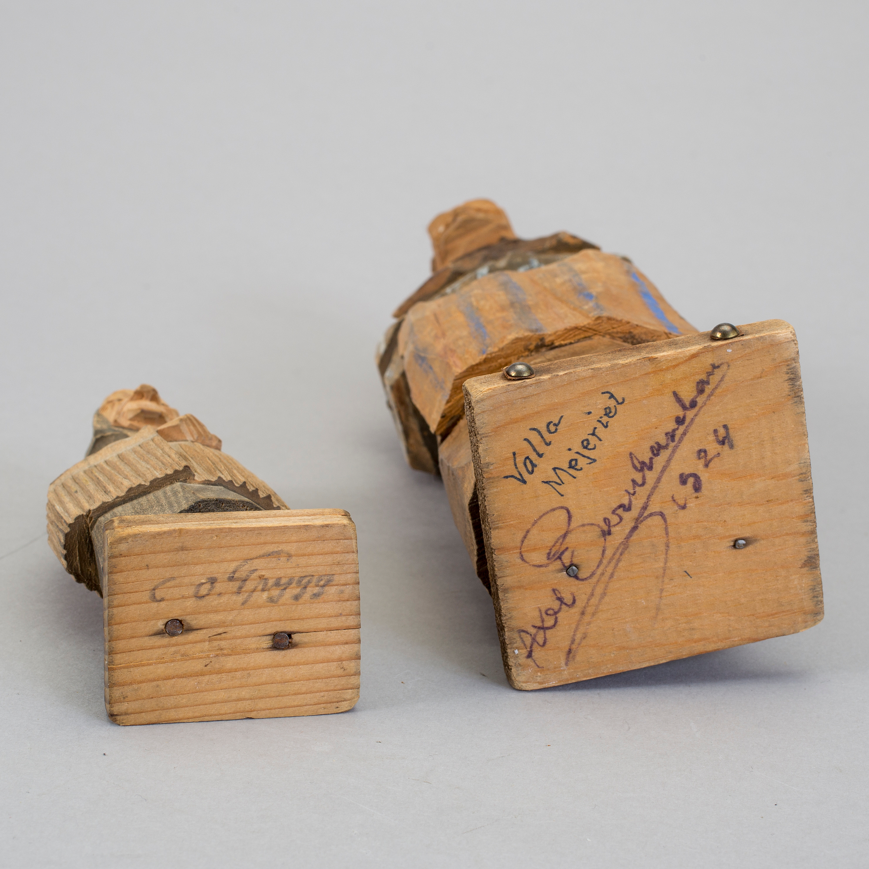 SKULPTURER, 2 st, trä, bla Carl Olof Trygg, sign. - Bukowskis