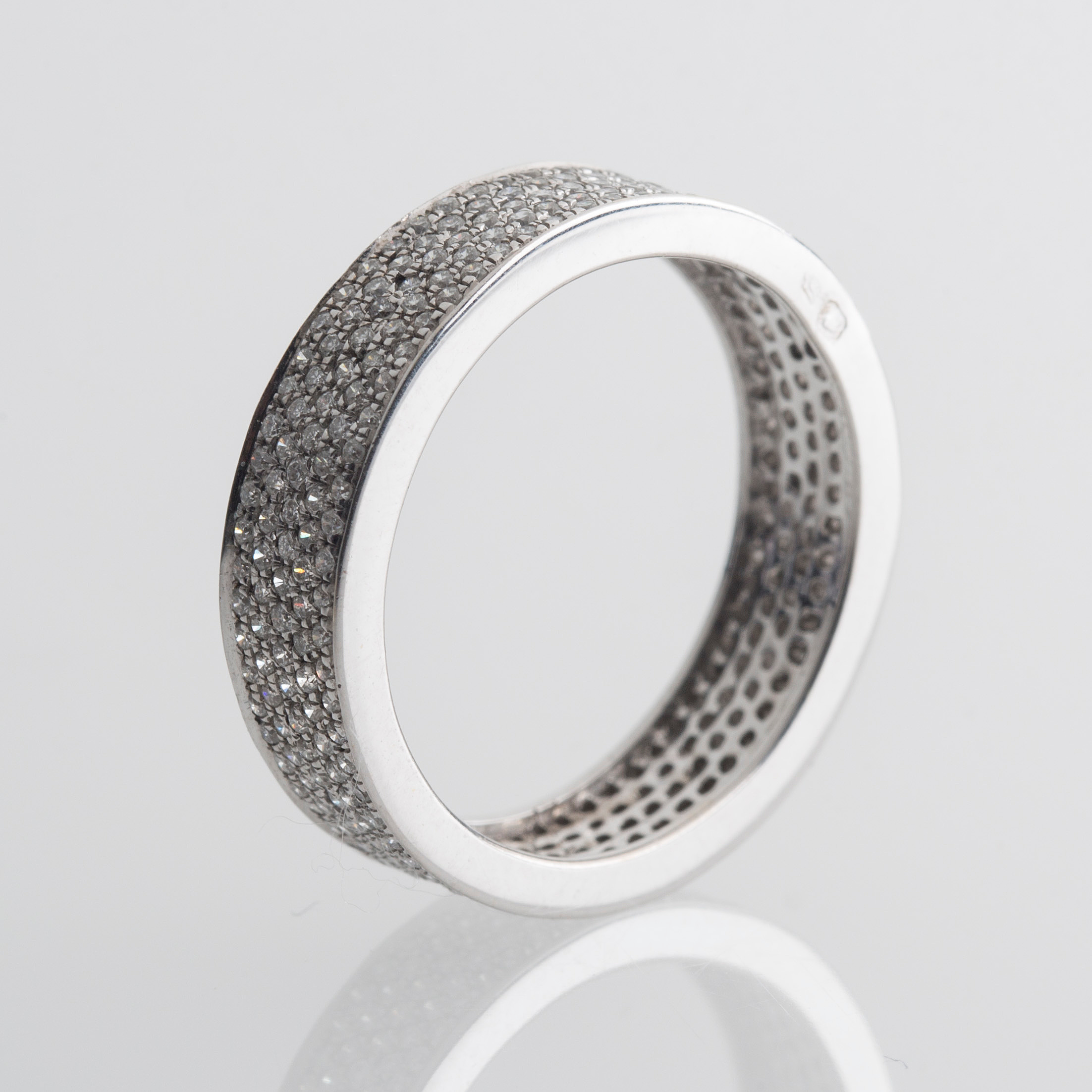 RING, 18K vitguld med briljantslipade diamanter. - Bukowskis