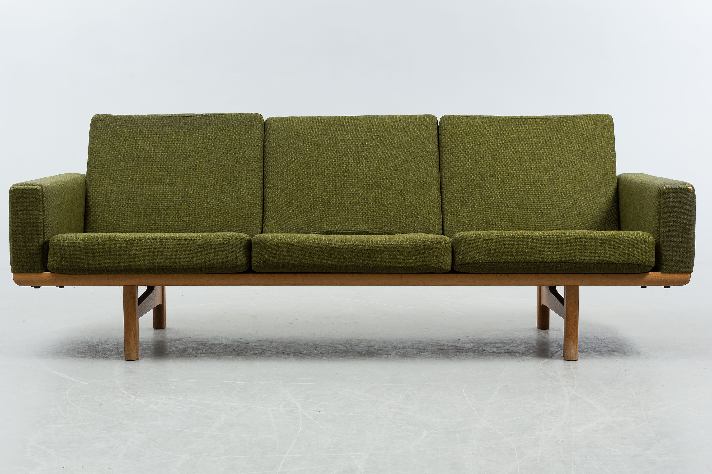 SOFFA, Hans J Wegner, "GE 236", Getama, Danmark. - Bukowskis