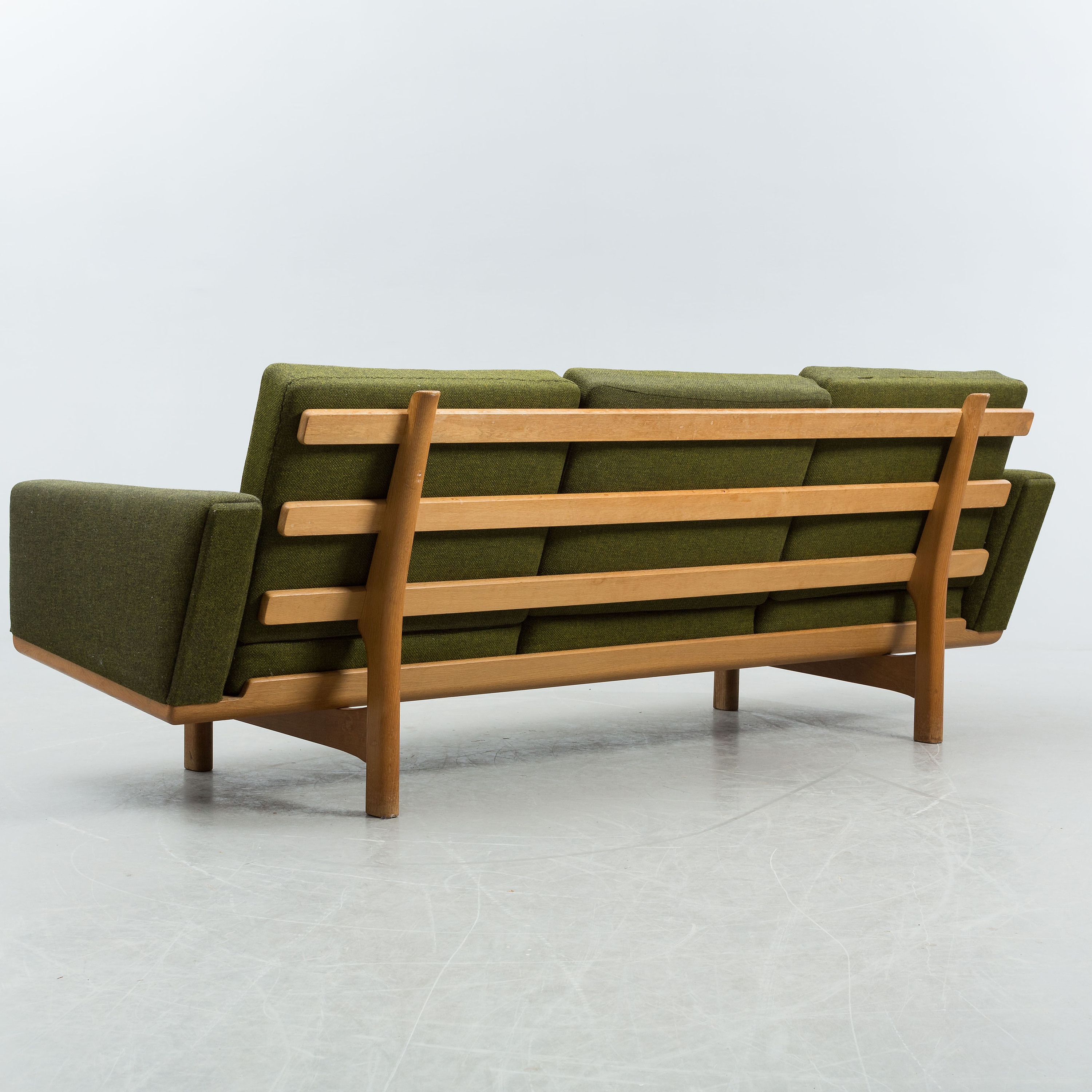 SOFFA, Hans J Wegner, "GE 236", Getama, Danmark. - Bukowskis