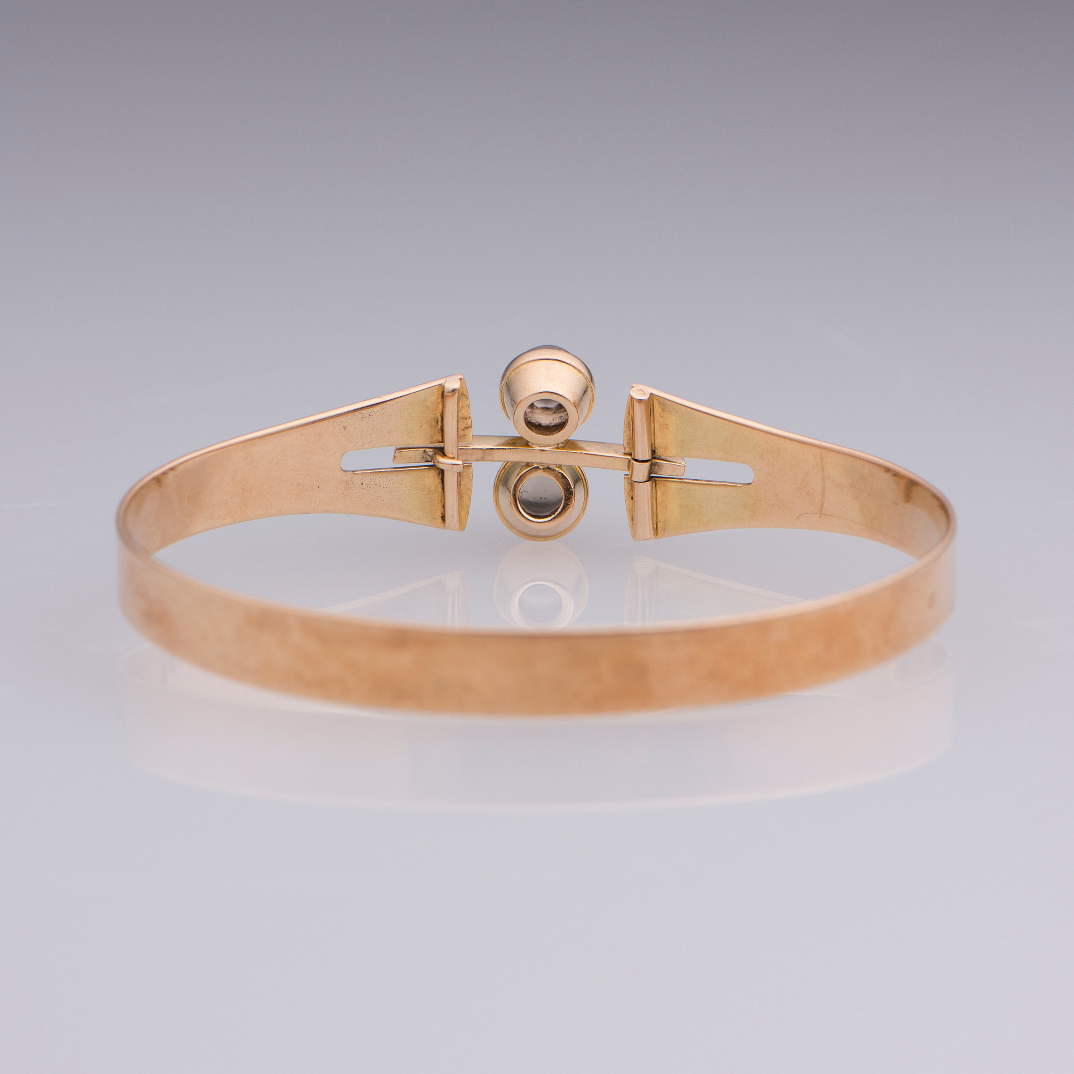 ARMRING, cabochonslipad rökkvarts, 14K guld. Holger Lindström, Helsingfors 1967. - Bukowskis