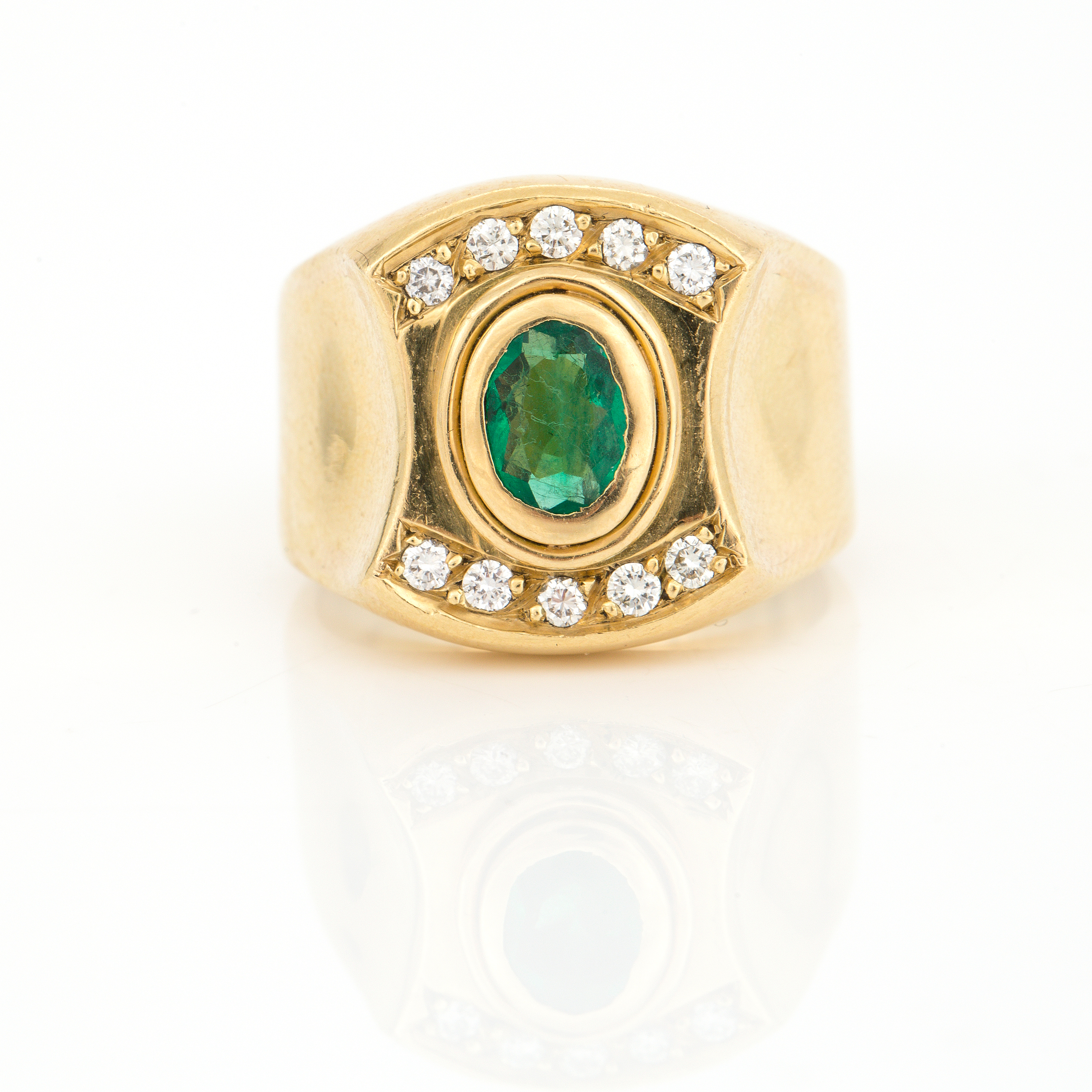 RING med fasettslipad smaragd samt briljantslipade diamanter. - Bukowskis