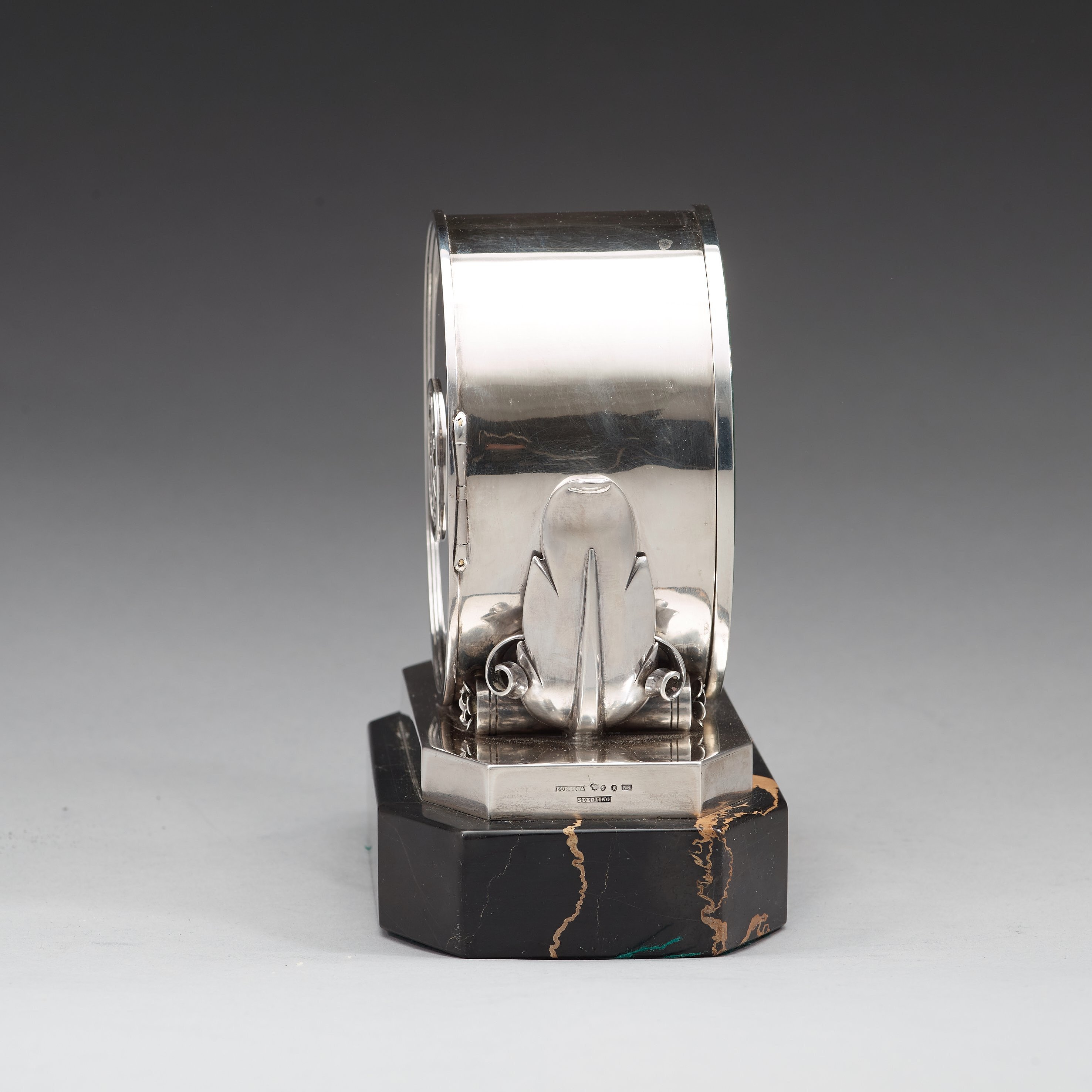 An Atelier Borgila silver table clock, Stockholm 1939. - Bukowskis