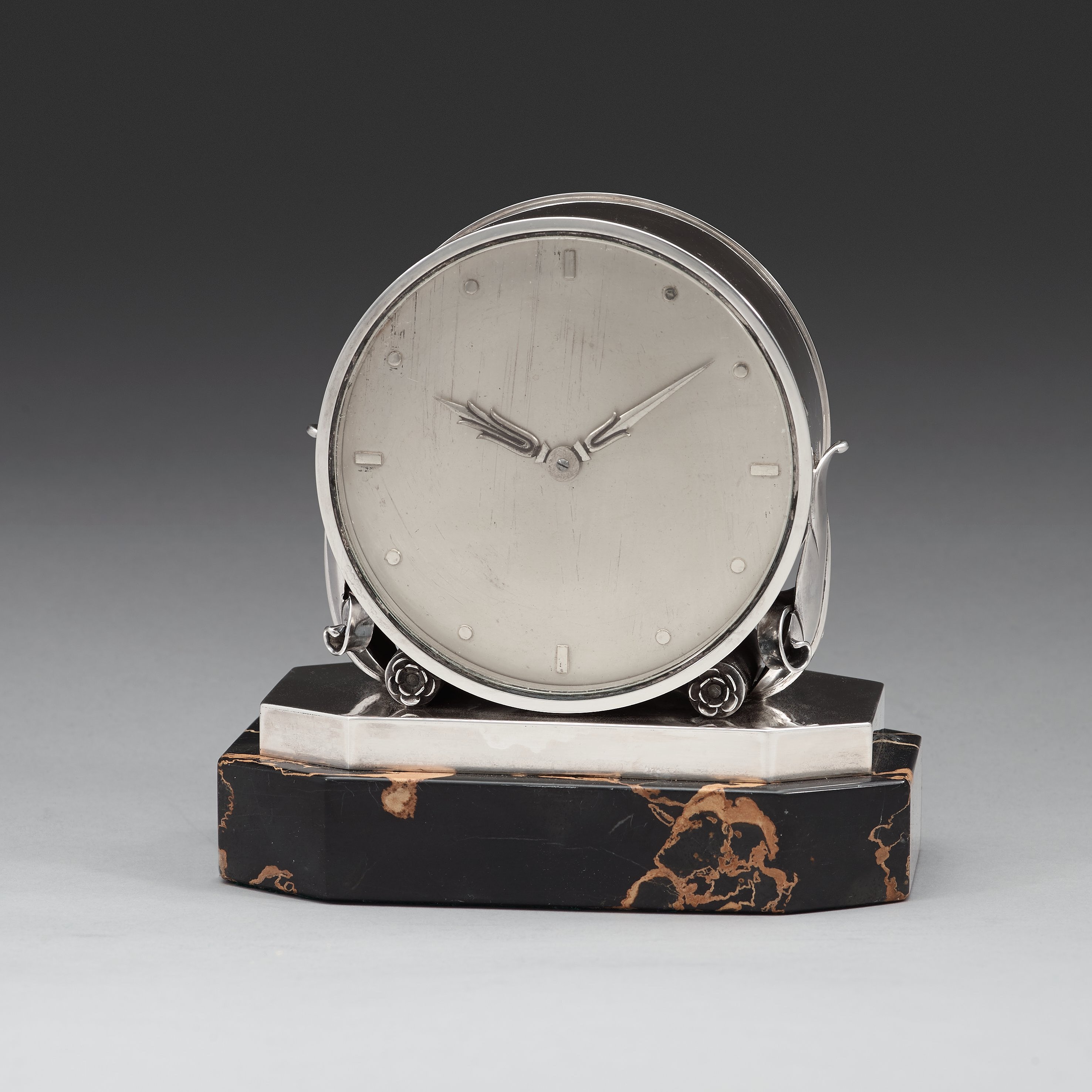 An Atelier Borgila silver table clock, Stockholm 1939. - Bukowskis