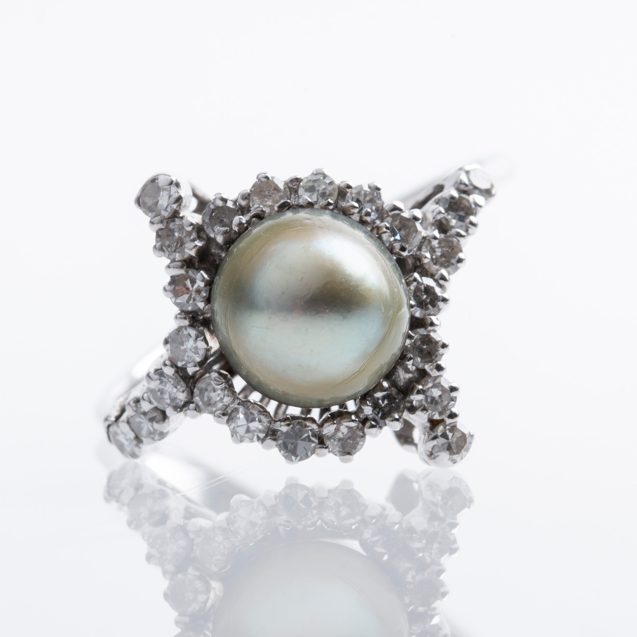 RING, 18K vitguld med odlad saltvattens pärla samt åttkanslipade ...