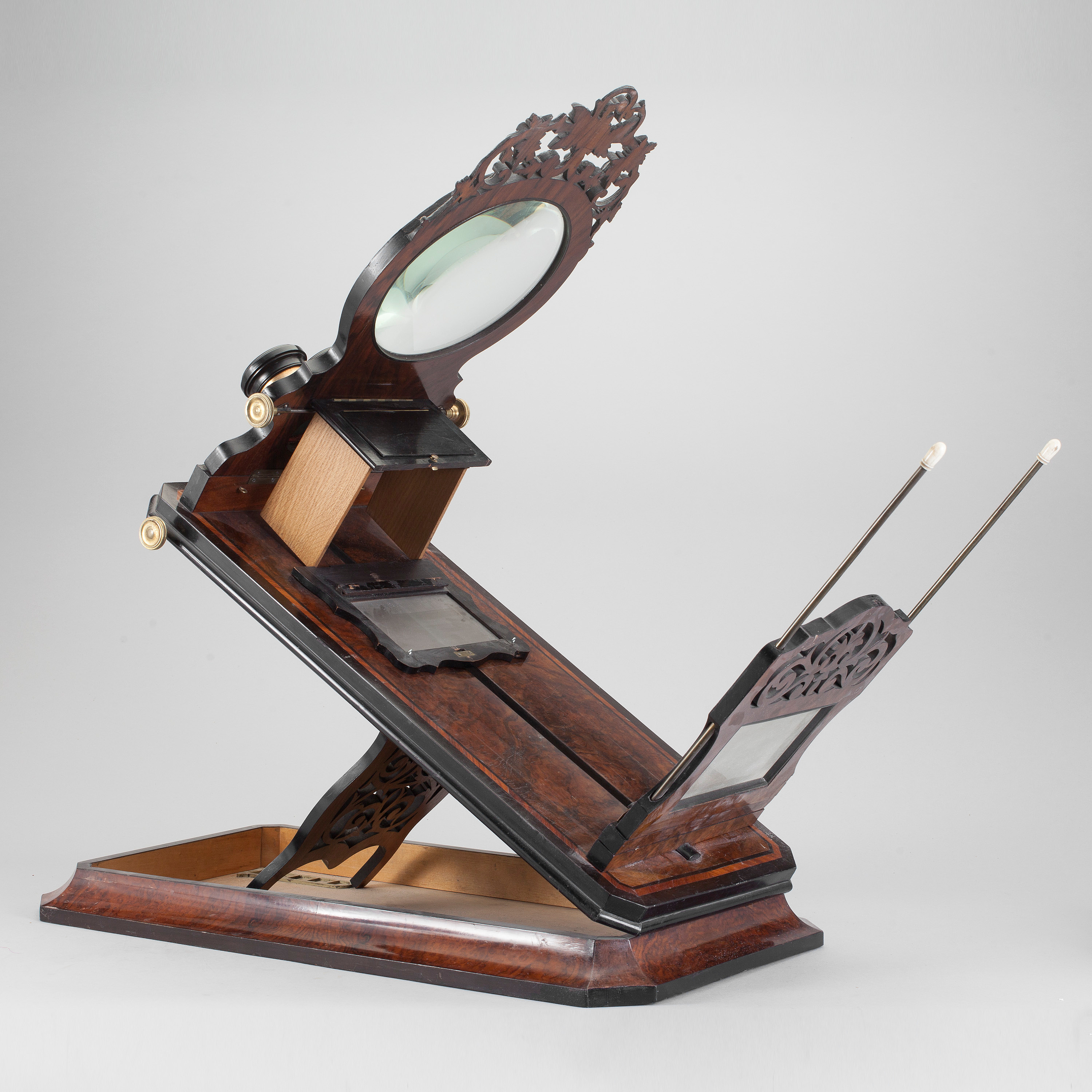 A table mounted stereoscope ca 1900. - Bukowskis