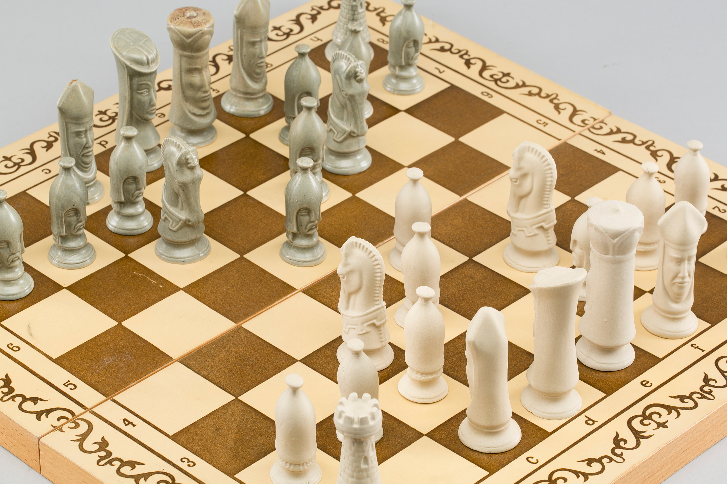 SCHACKSPEL MED PJÄSER i keramik, 1900-tal. - Bukowskis