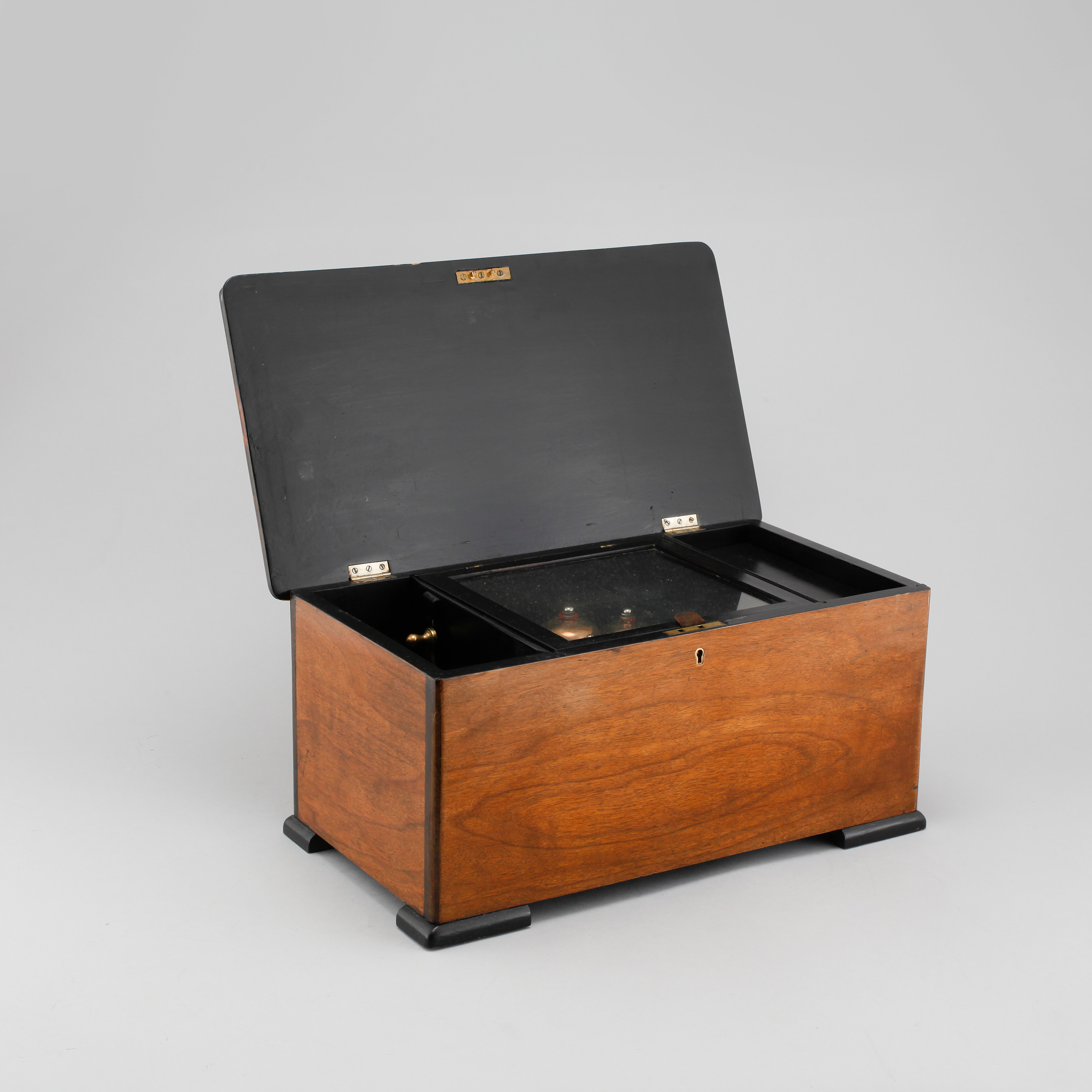 A mahogany MUSIC BOX, made around 1900. - Bukowskis