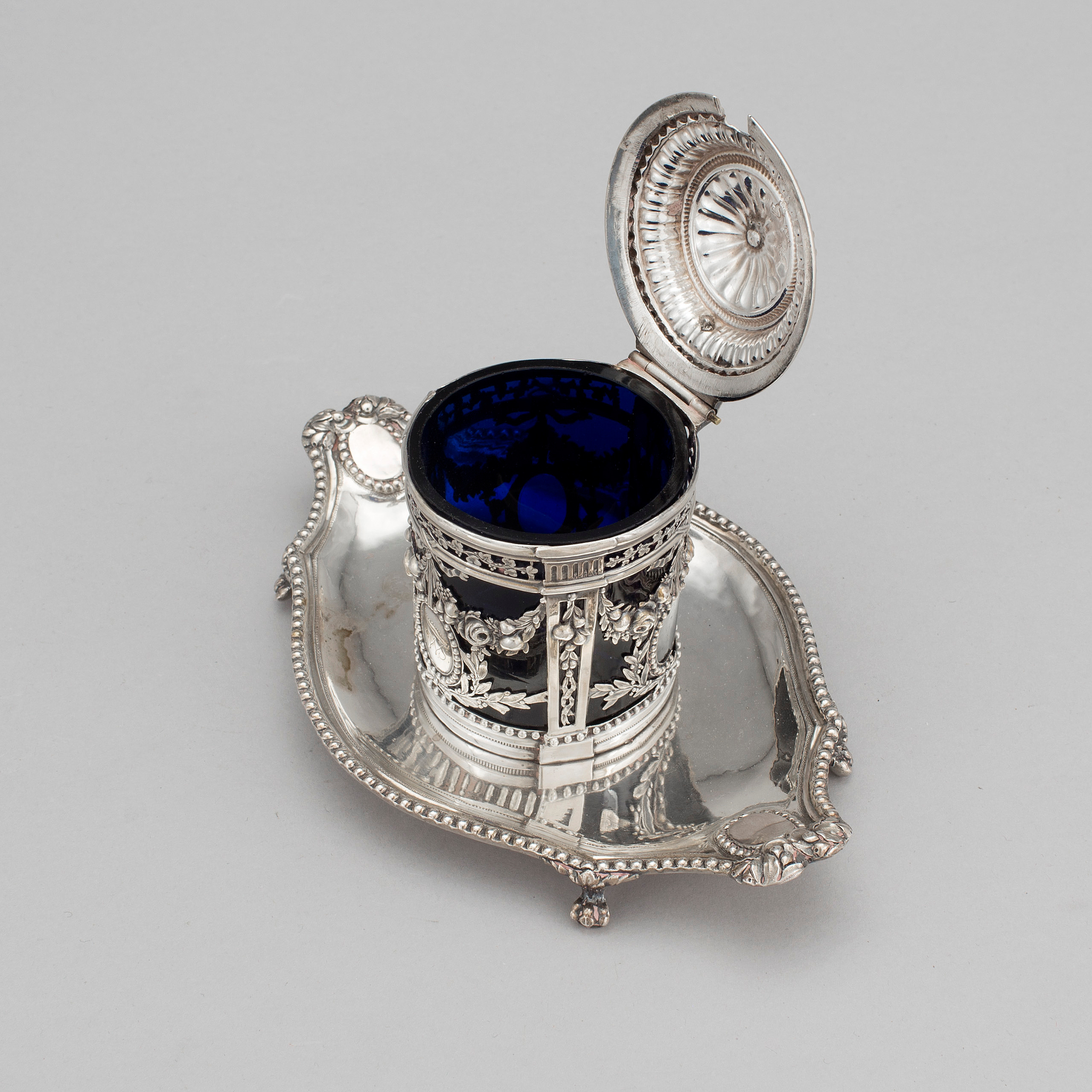 SENAPSBURK, silver och blått glas, fantasistämplar, omkring 1900 ...